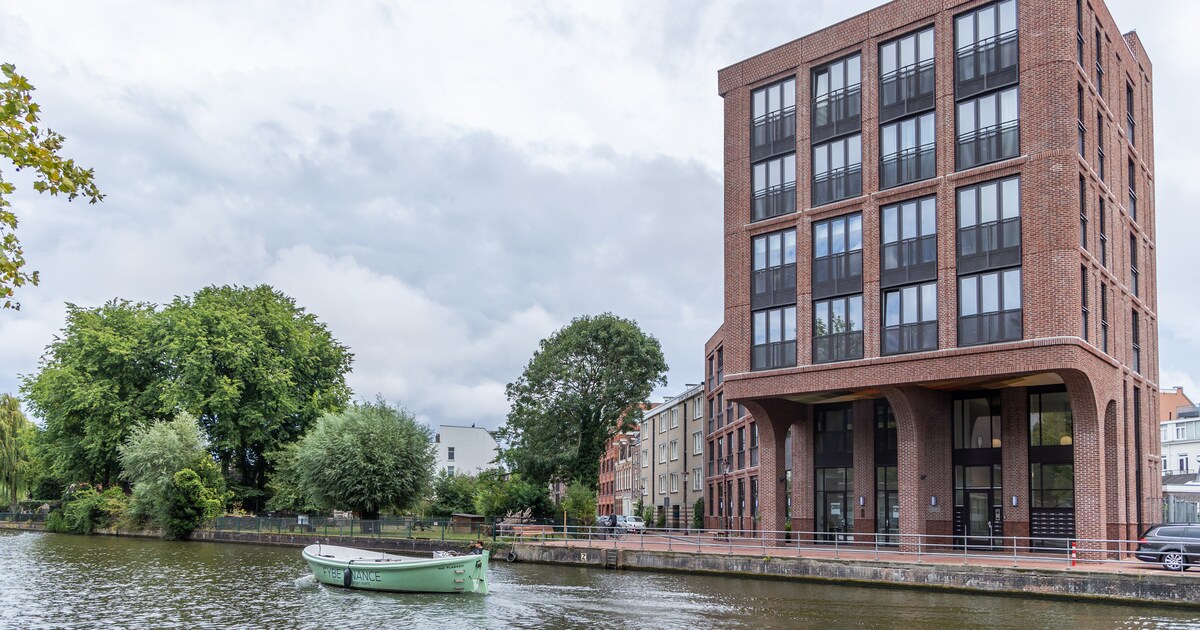 Een arcade zoals in dit nieuwe blok in de Bellamybuurt kom je in ...