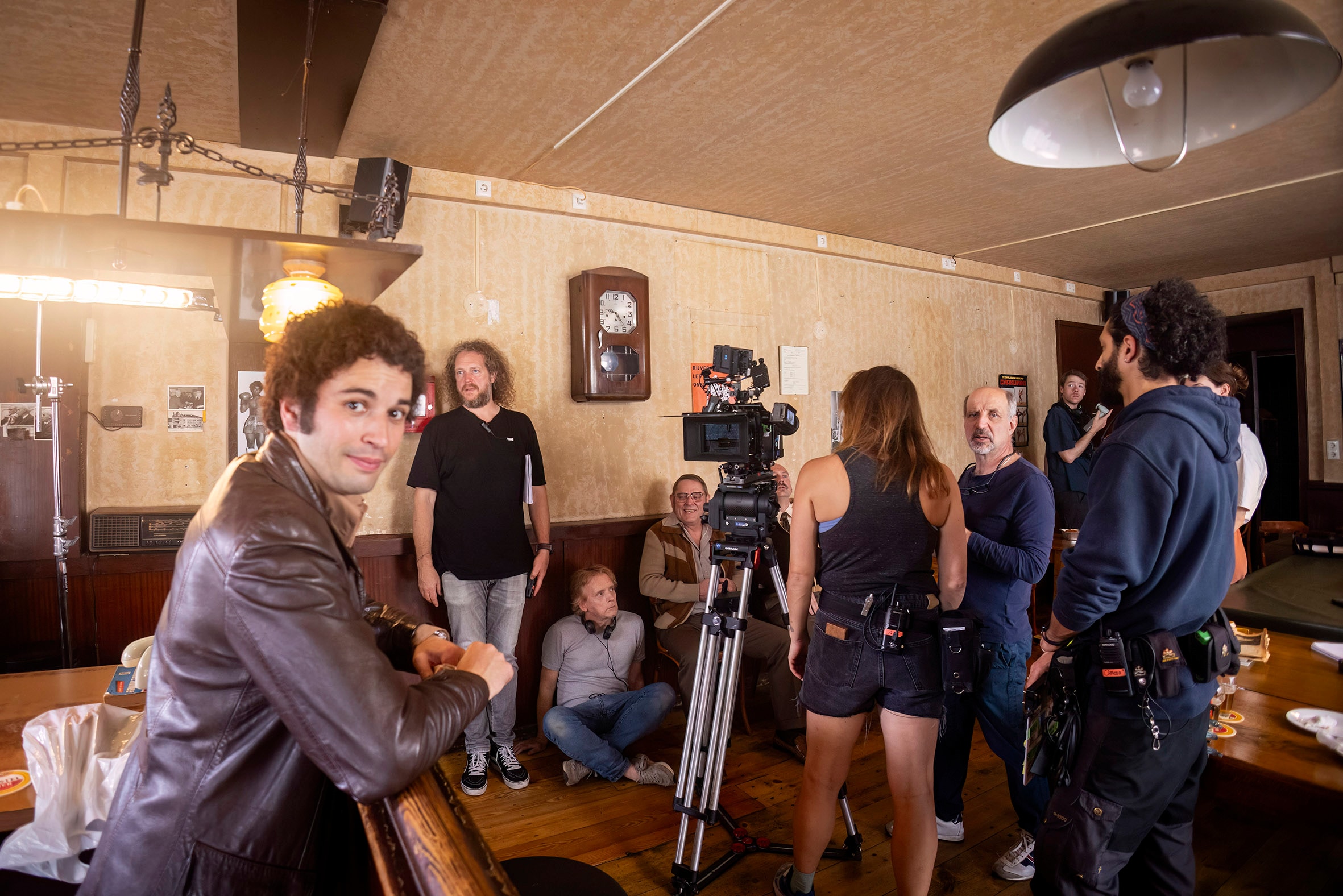 Op de set bij Land van Johan. De set: Café Insulinde in Amsterdam-Oost ...