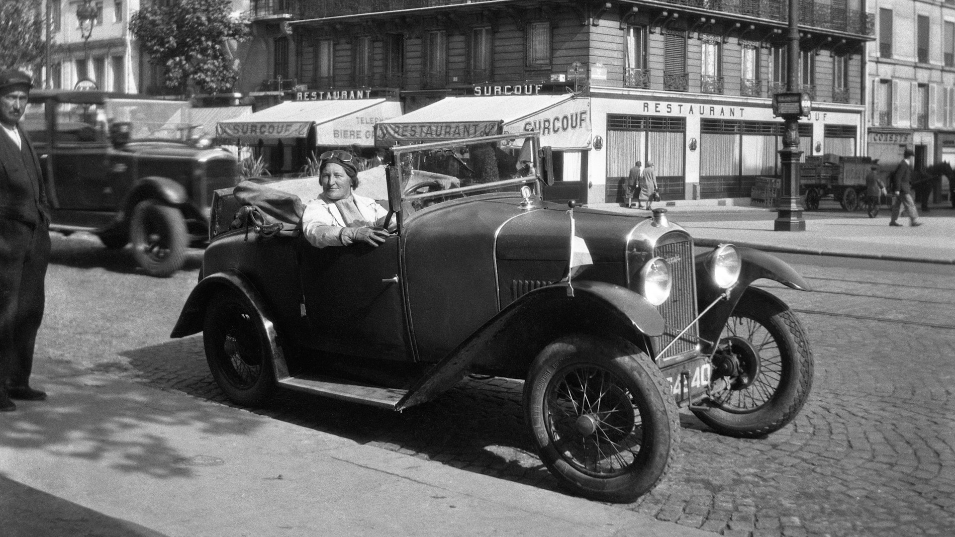 Sportwagens, standbeelden en gele muren: de vrouwen van de Amsterdamse ...