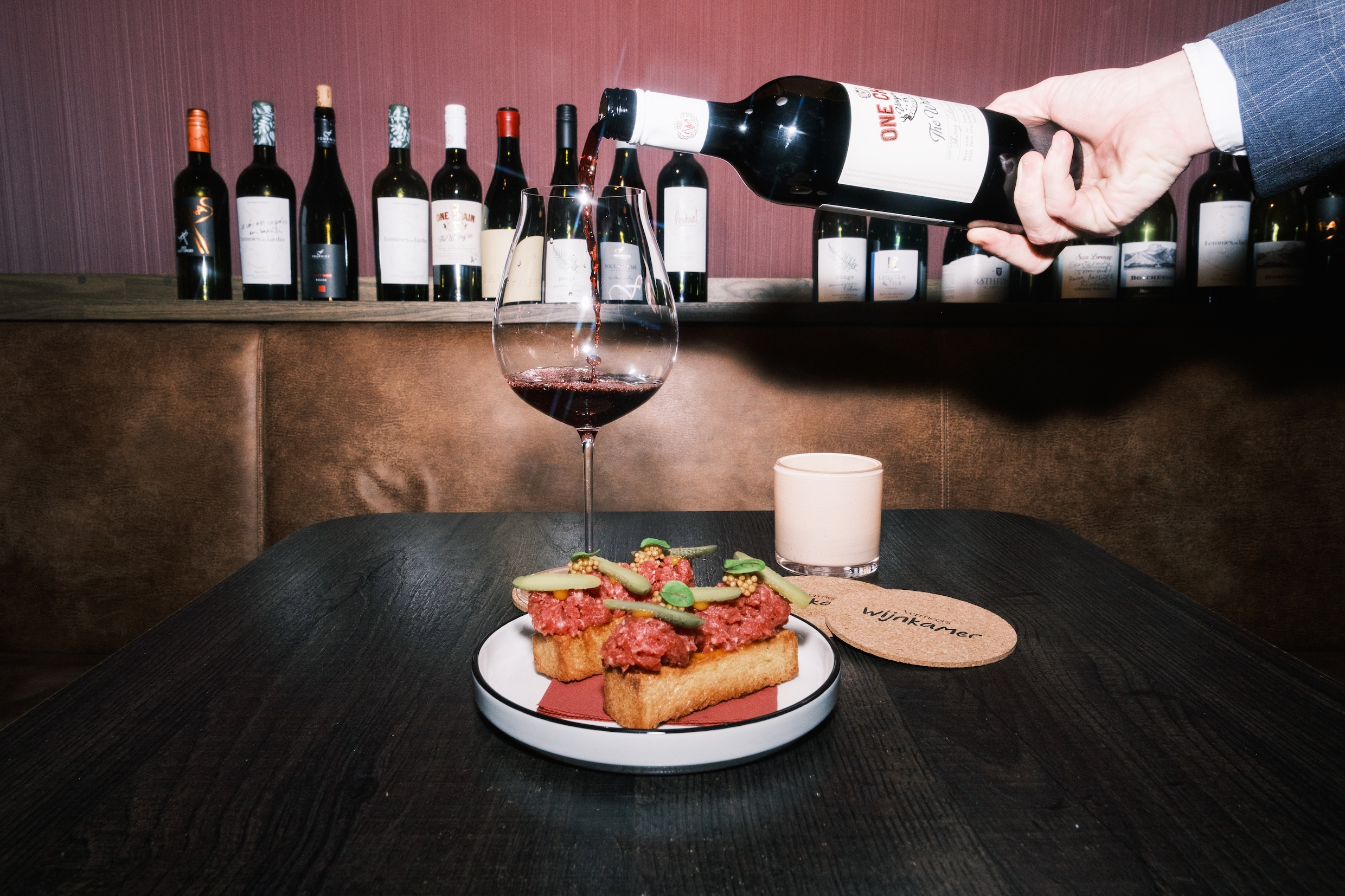 Vermeers Wijnkamer is een hotelbar die geen hotelbar wil zijn – en dat ...