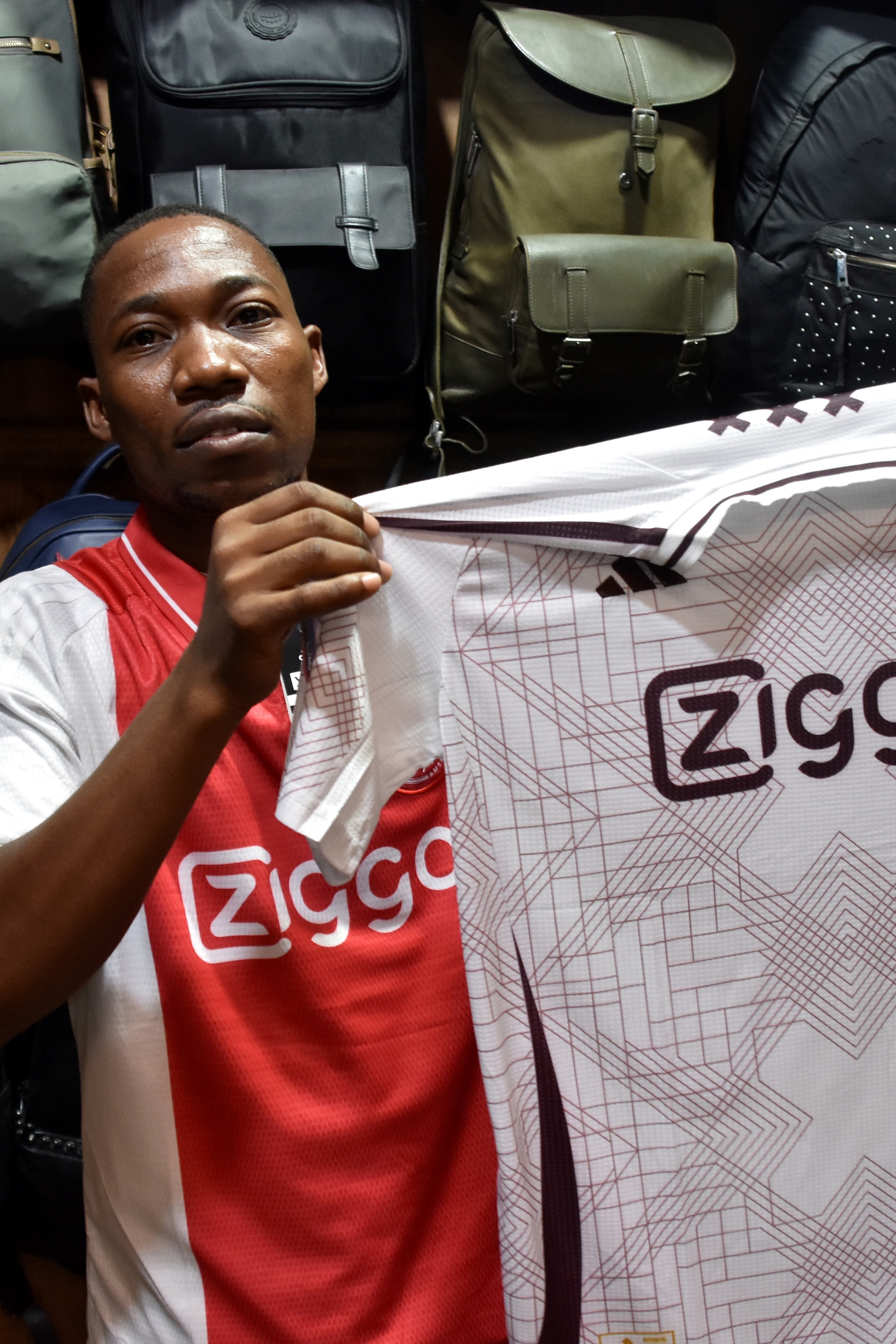 Waarom is het Ajaxshirt zo populair in Tanzania? ‘Voor mij betekent het ...