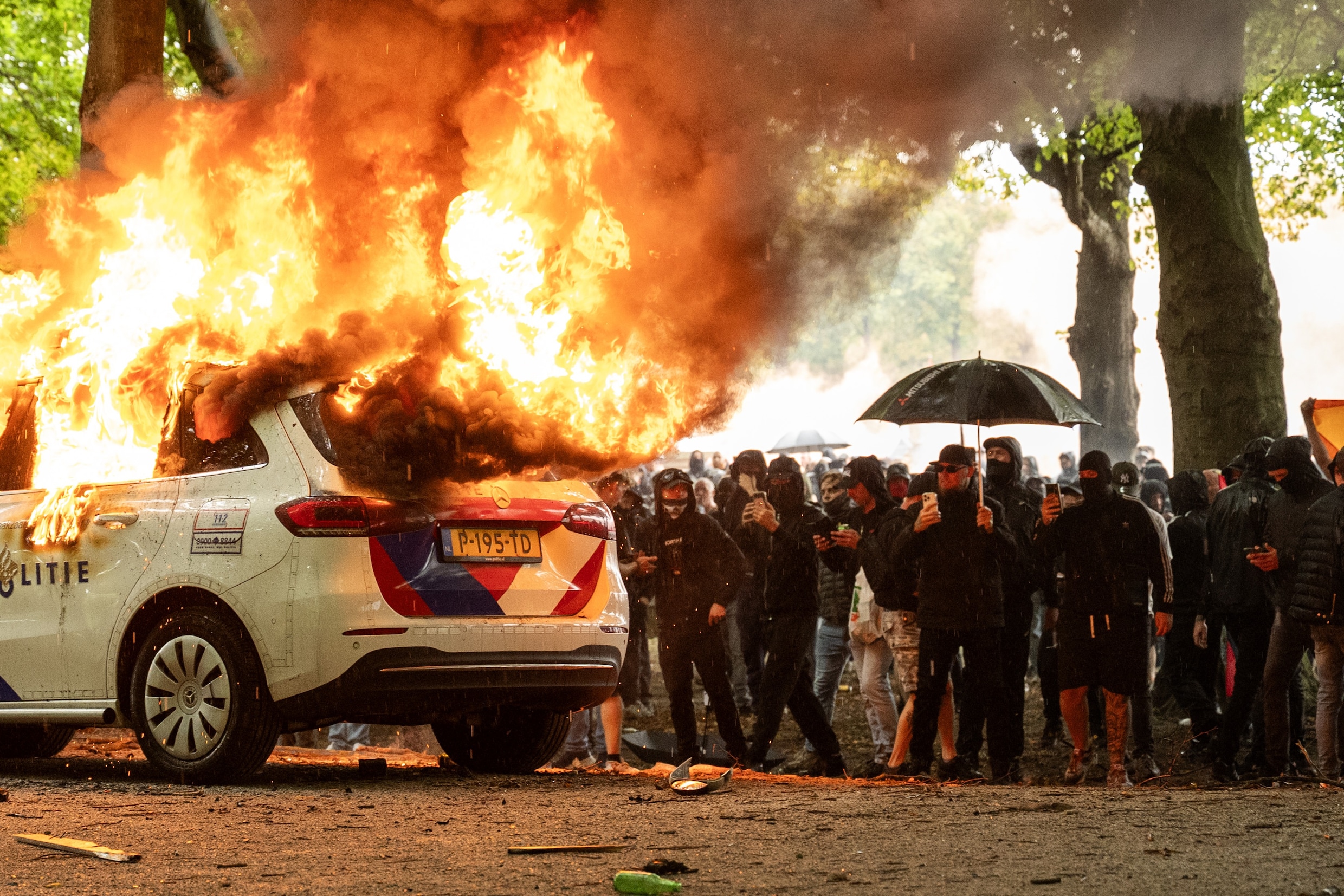 Enorme ravage en zwaar geweld: politie vecht veldslag uit met honderden ...
