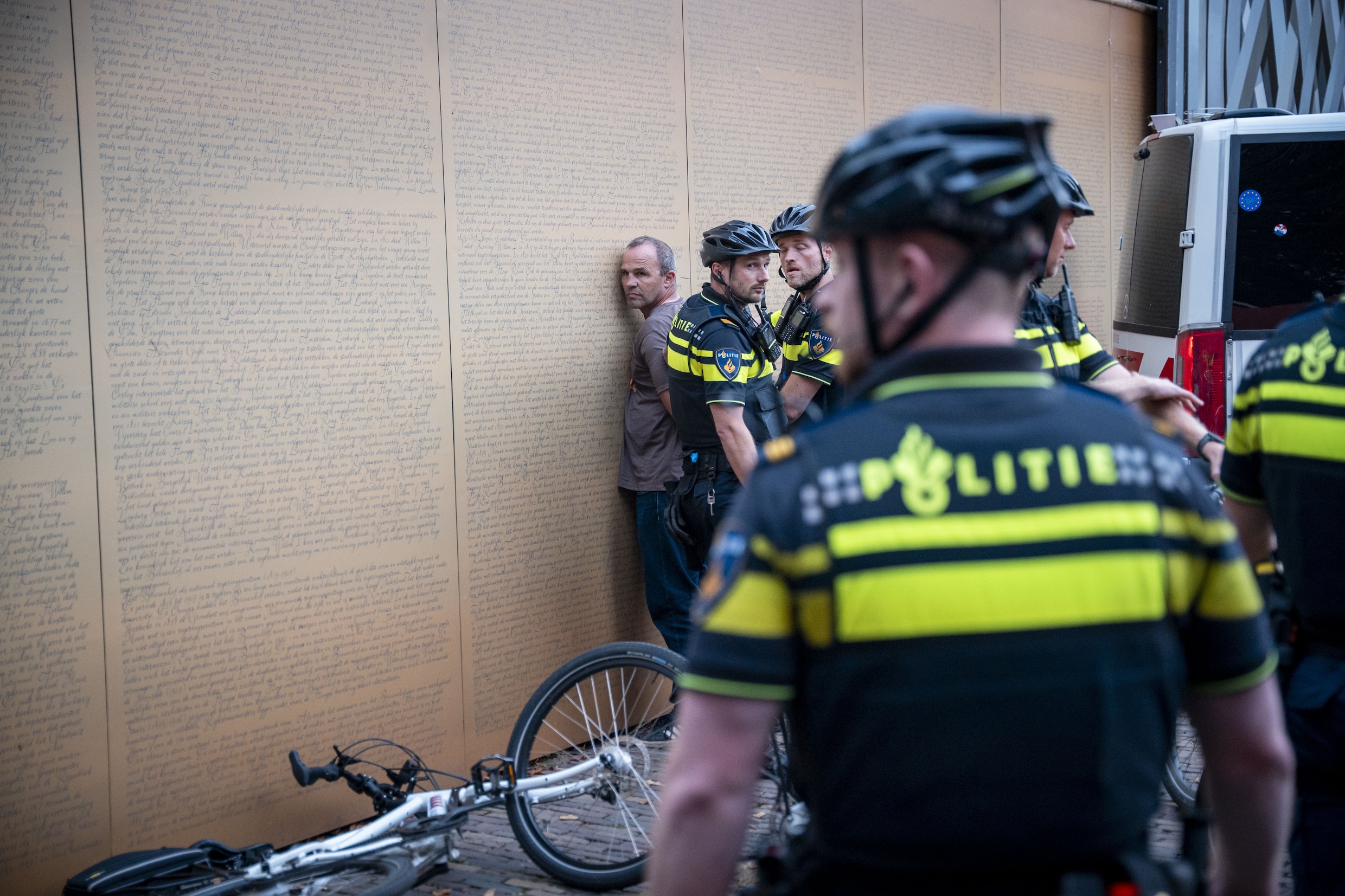 Politie hield bij rellen Den Haag 37 mensen aan, 4 agenten en enkele ...