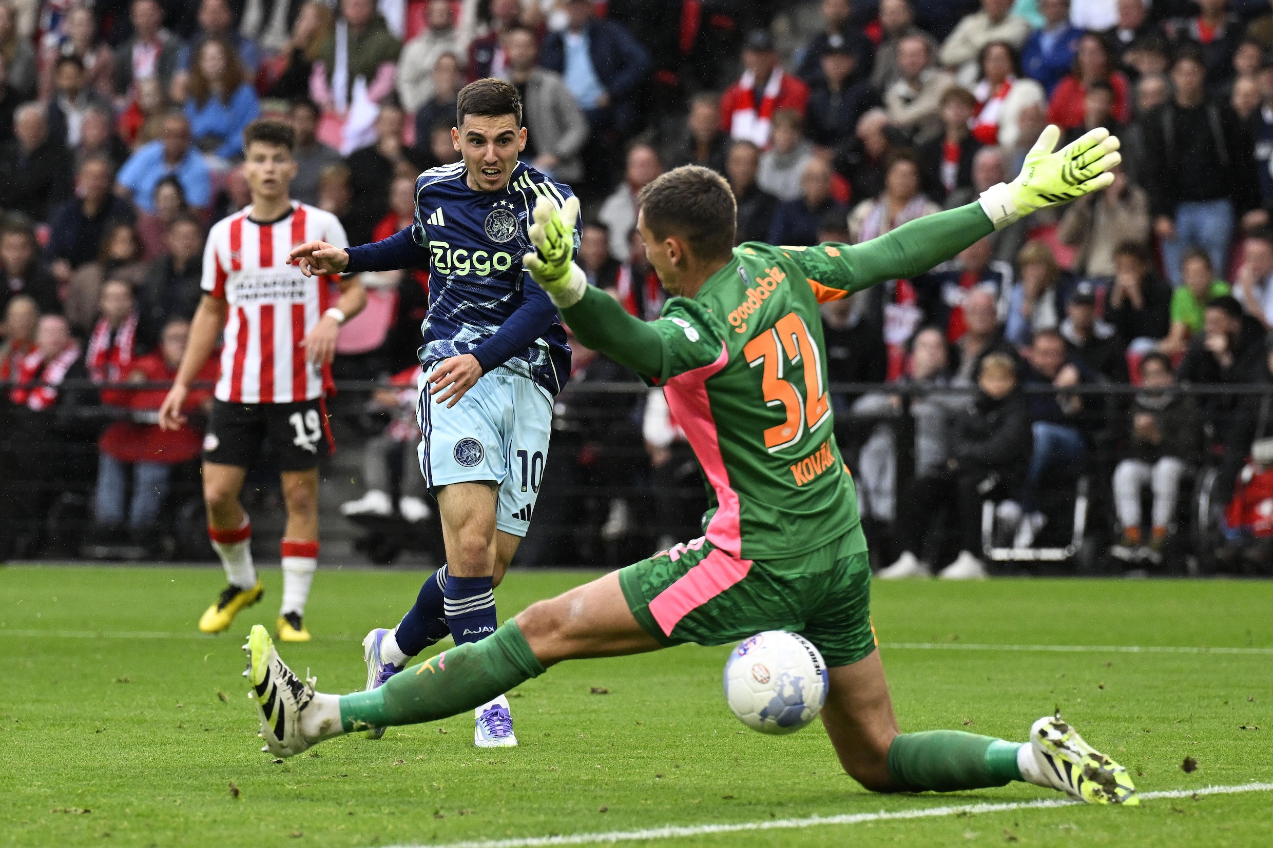 Met scorende Gloukh als slimme ad hoc-oplossing haalt Ajax een punt tegen PSV | Het Parool