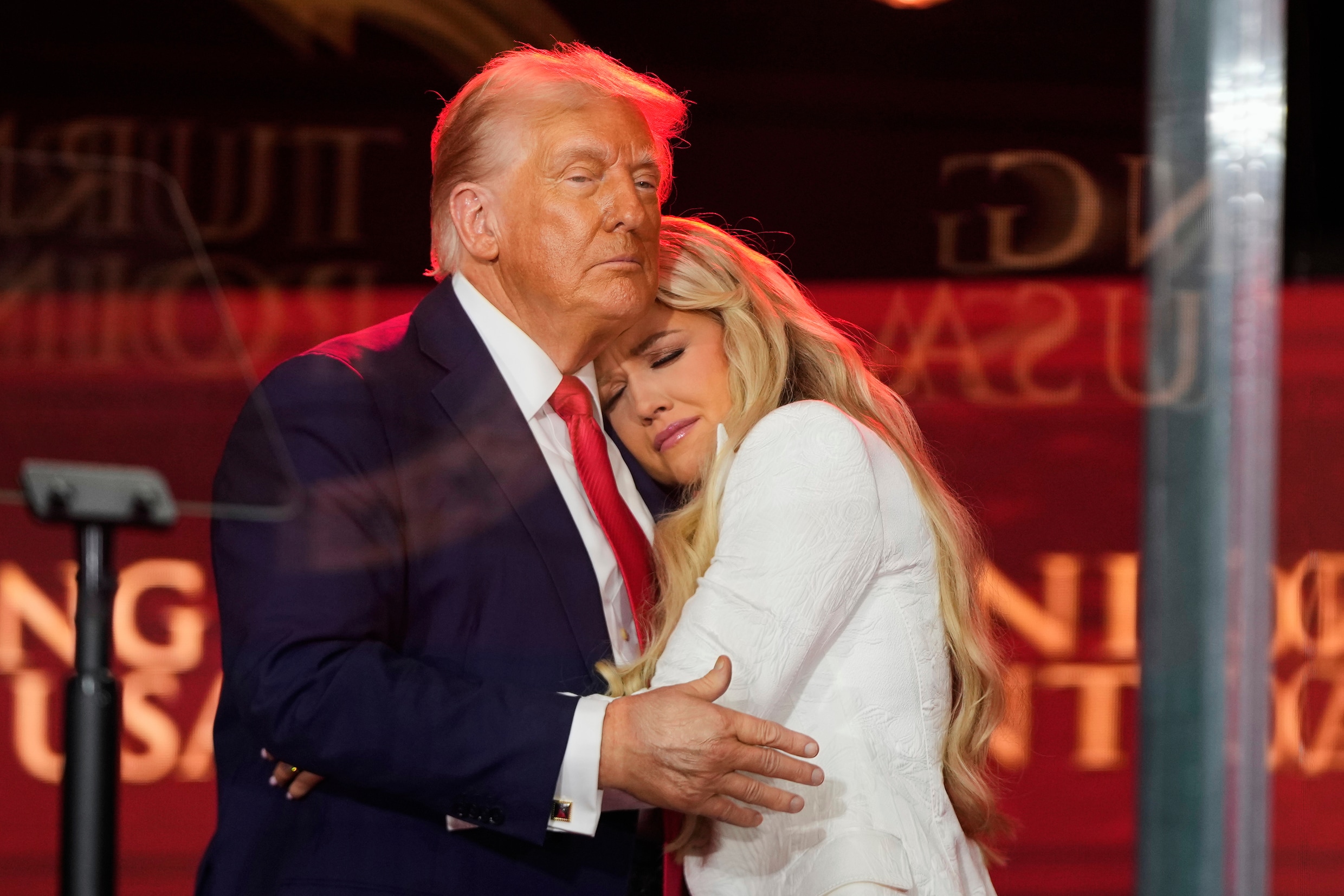 Conservatief Amerika eert vermoorde activist Charlie Kirk als martelaar ...