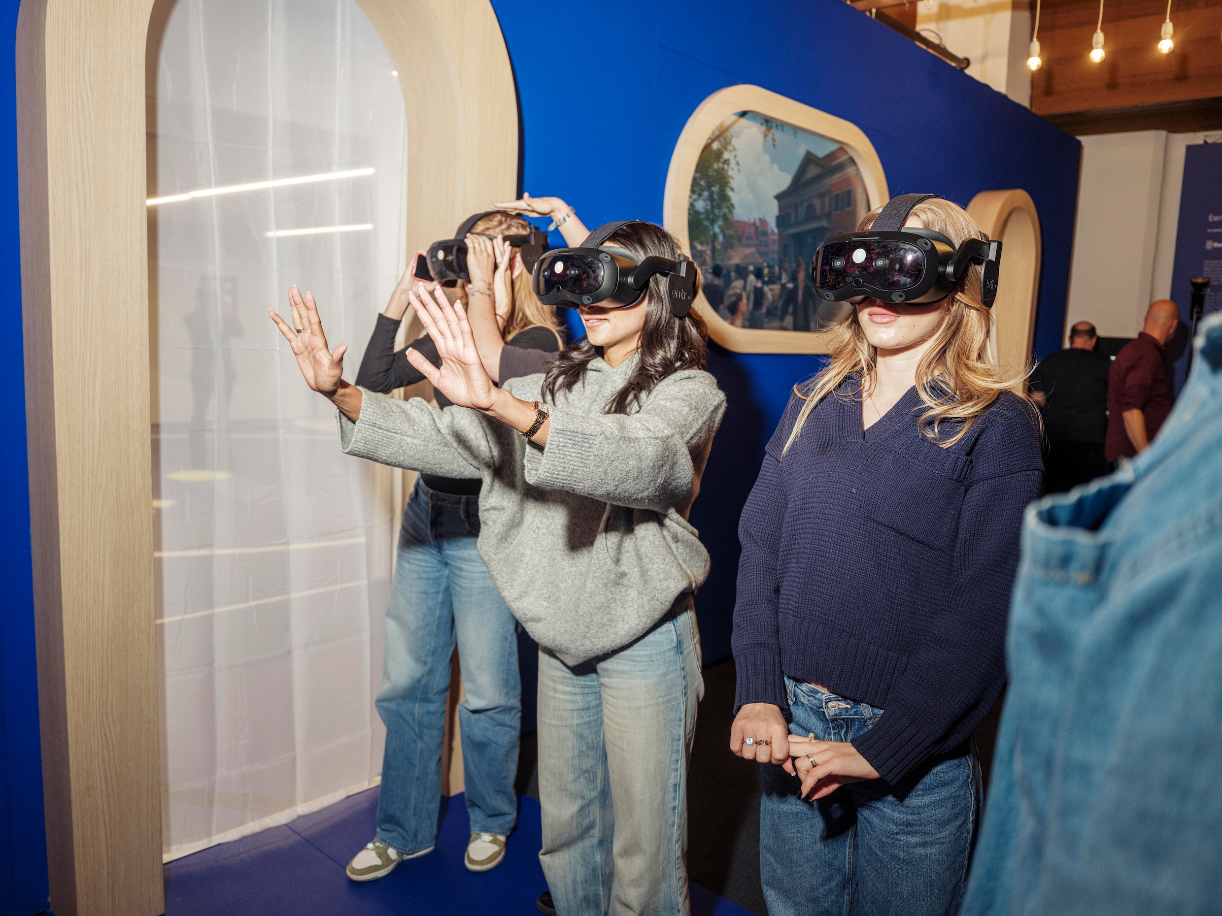In deze VR-ervaring in de Nieuwe Kerk wandel je rond op de Botermarkt ...