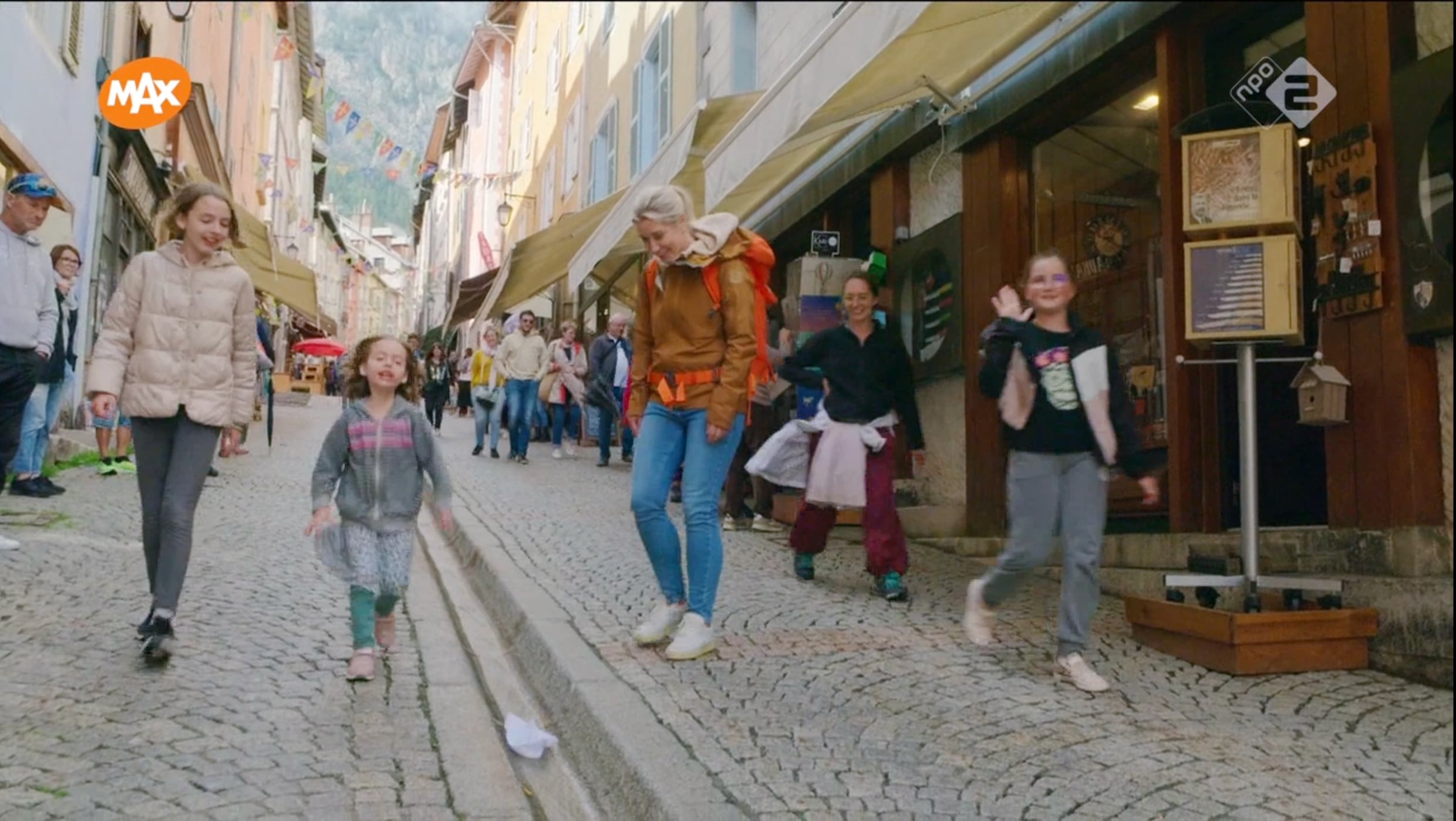 ‘Bergmeisje’ Carrie ten Napel loopt fluitend door de smeltende Alpen ...