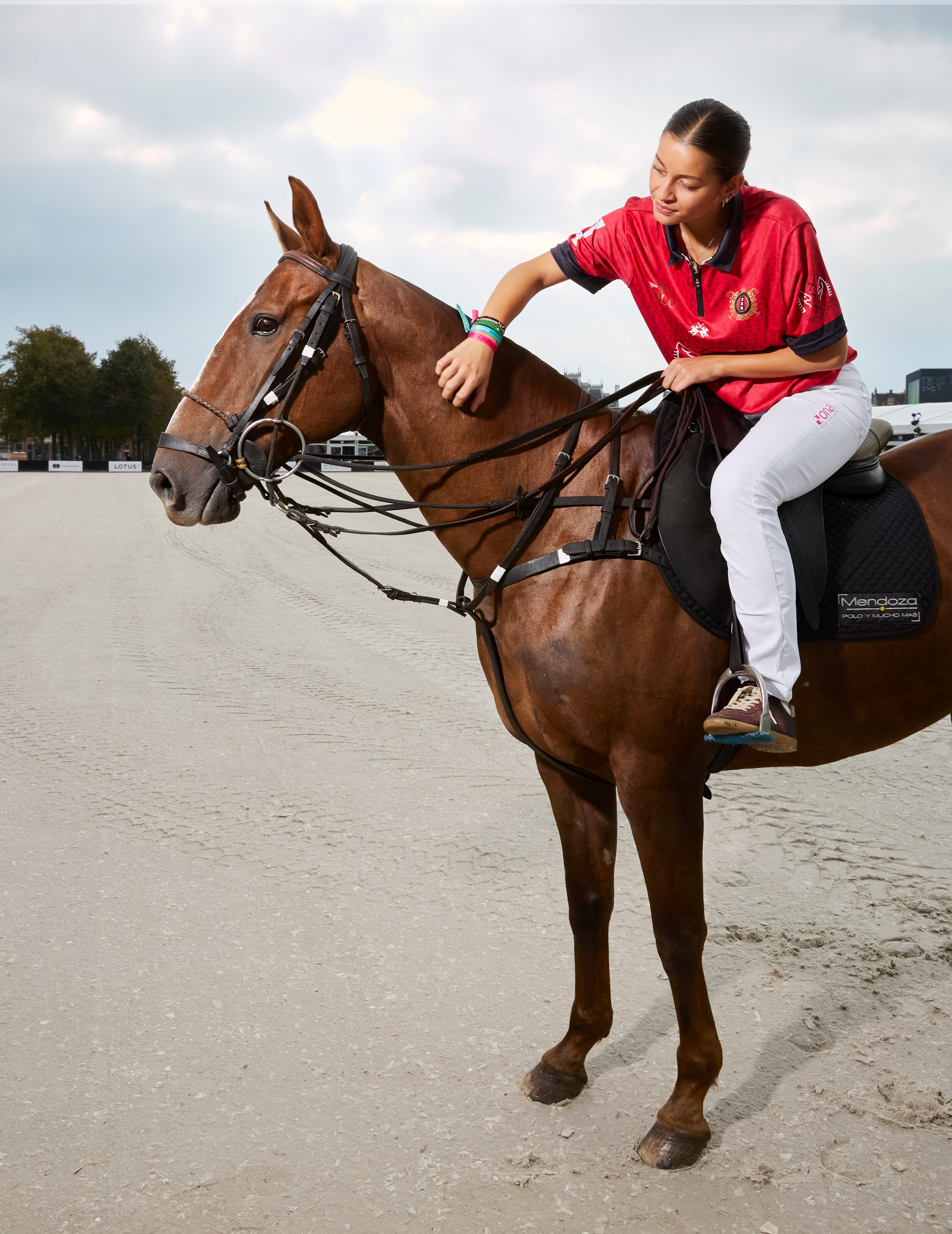 Polopaard Cassique rent op het Museumplein achter de bal aan: ‘Hij is ...