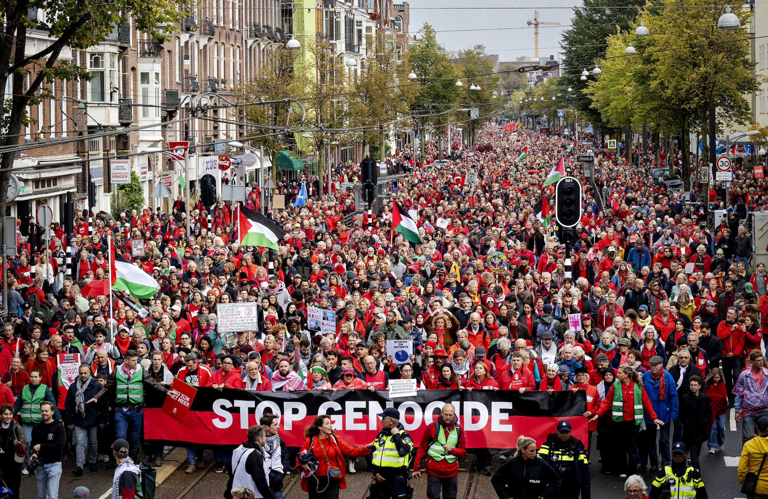 Teruglezen: Rode Lijnprotest Amsterdam | Meer dan 250.000 betogers ...