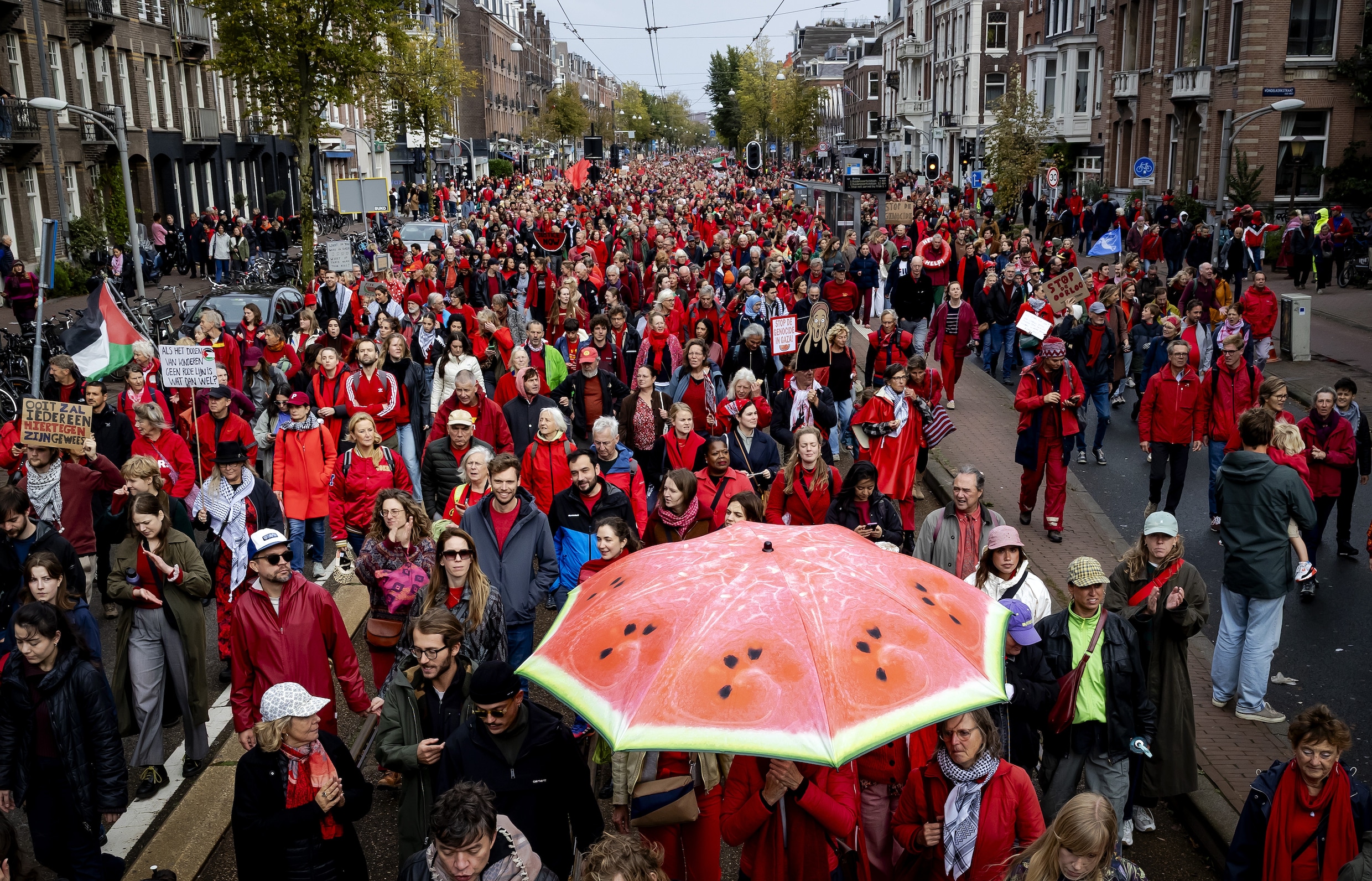 Zij trokken in Amsterdam een rode lijn voor Gaza bij het grootste ...
