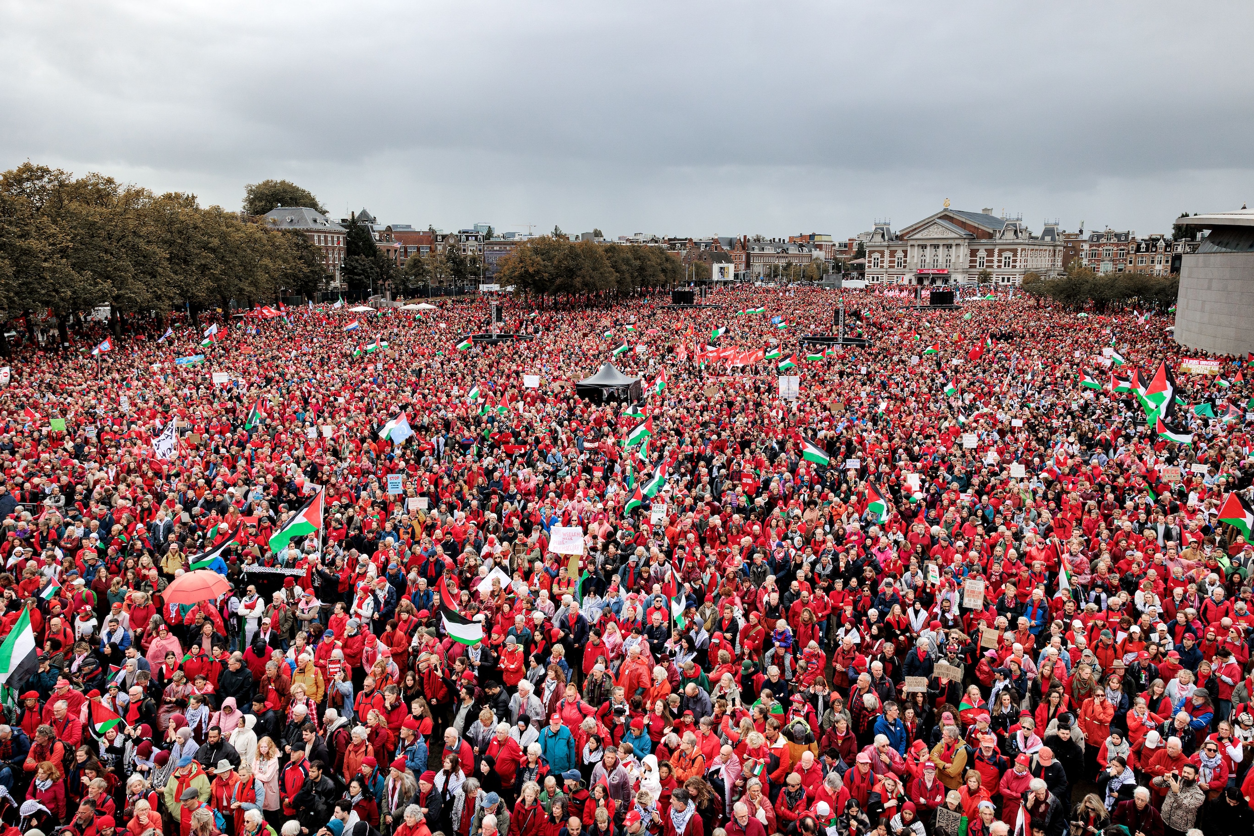 Zij trokken in Amsterdam een rode lijn voor Gaza bij het grootste ...