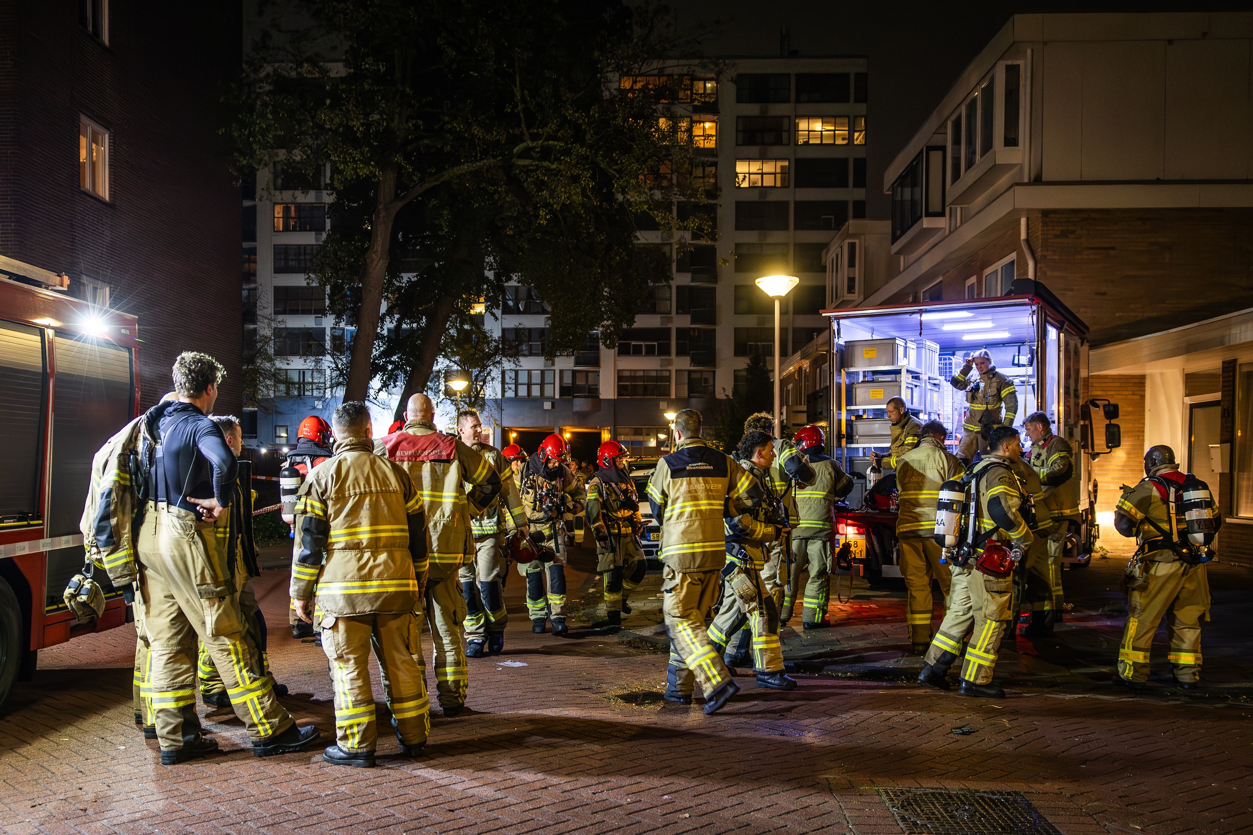 Dode bij brand in flat Amsterdam Nieuw-West, alle appartementen ...