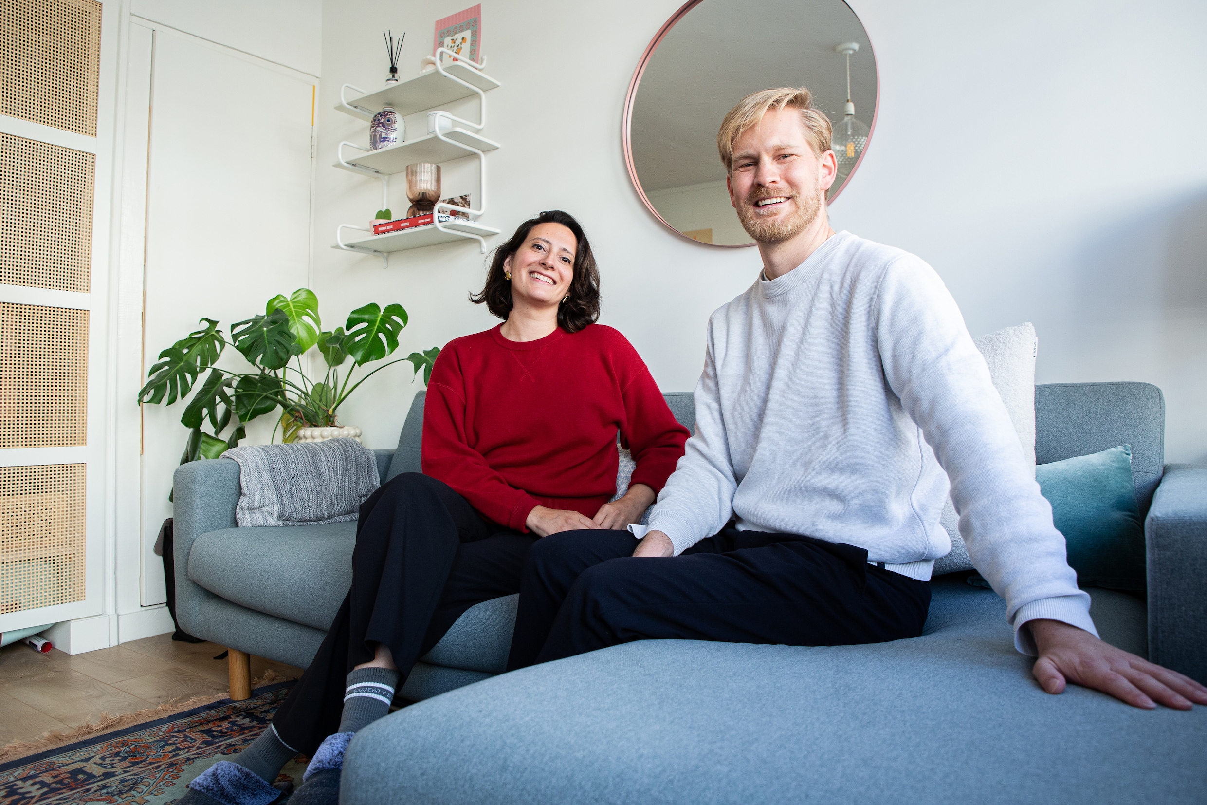 Clara (38) en Ruben (37) wonen op 35 vierkante meter in West: ‘Als mijn vriendinnen op bezoek ...