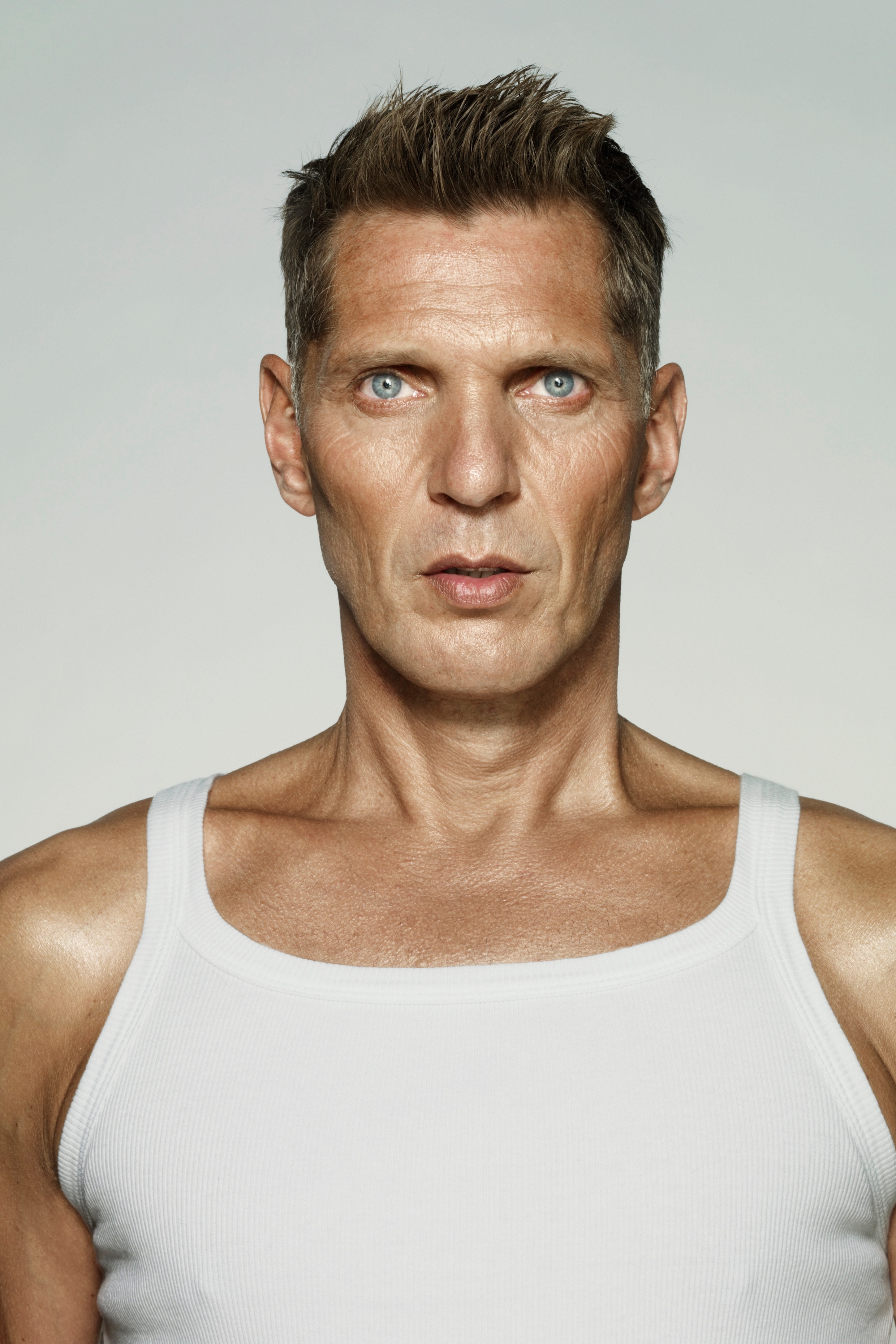 Met ‘Erwin Olaf – Freedom’ toont het Stedelijk een fotograaf die ...