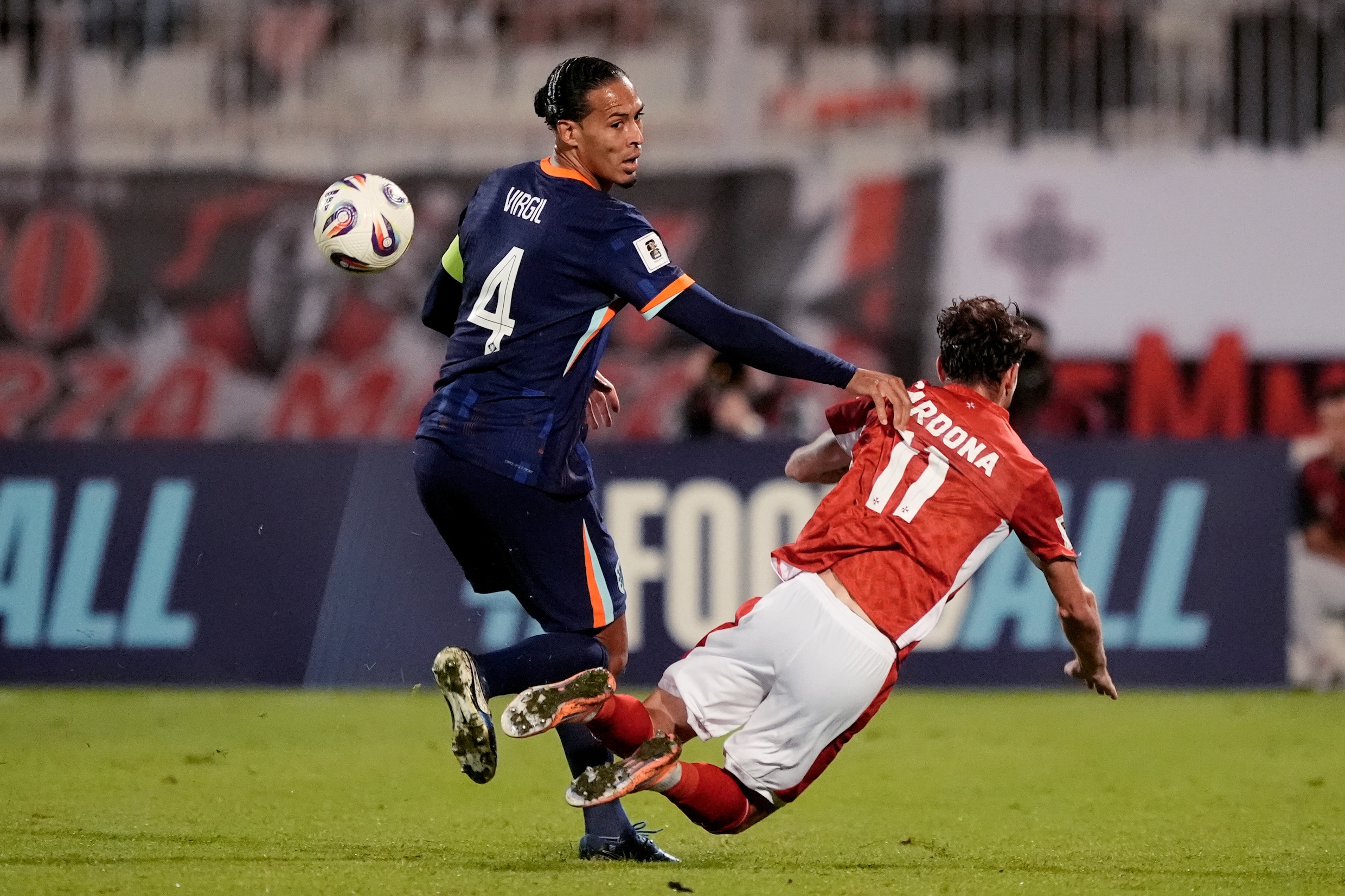 Niemand schold Virgil van Dijk uit, dat durven ze kennelijk niet in het ...