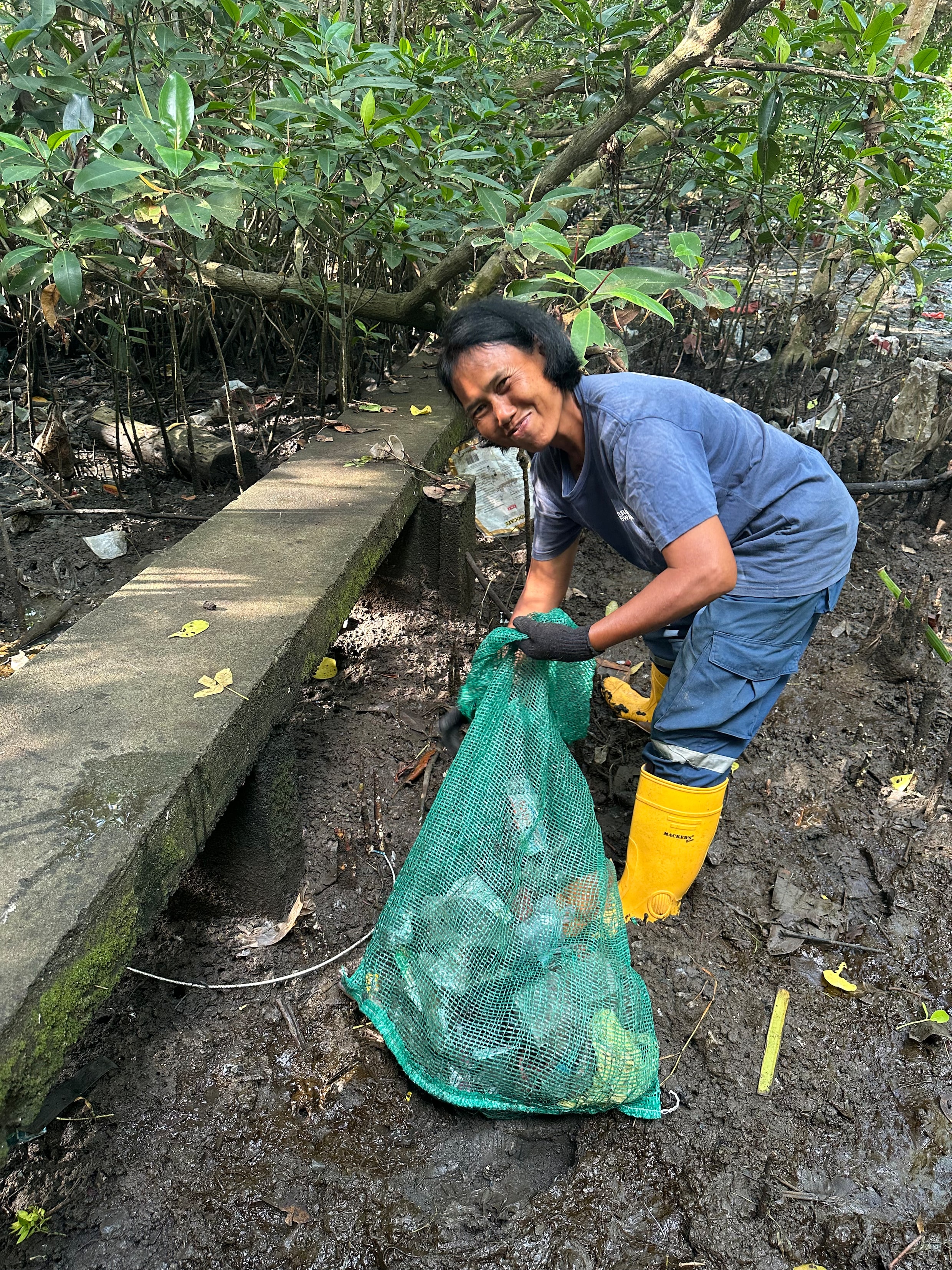 Het plastic is nog niet uit de mangrove op Bali gevist, of er ligt ...