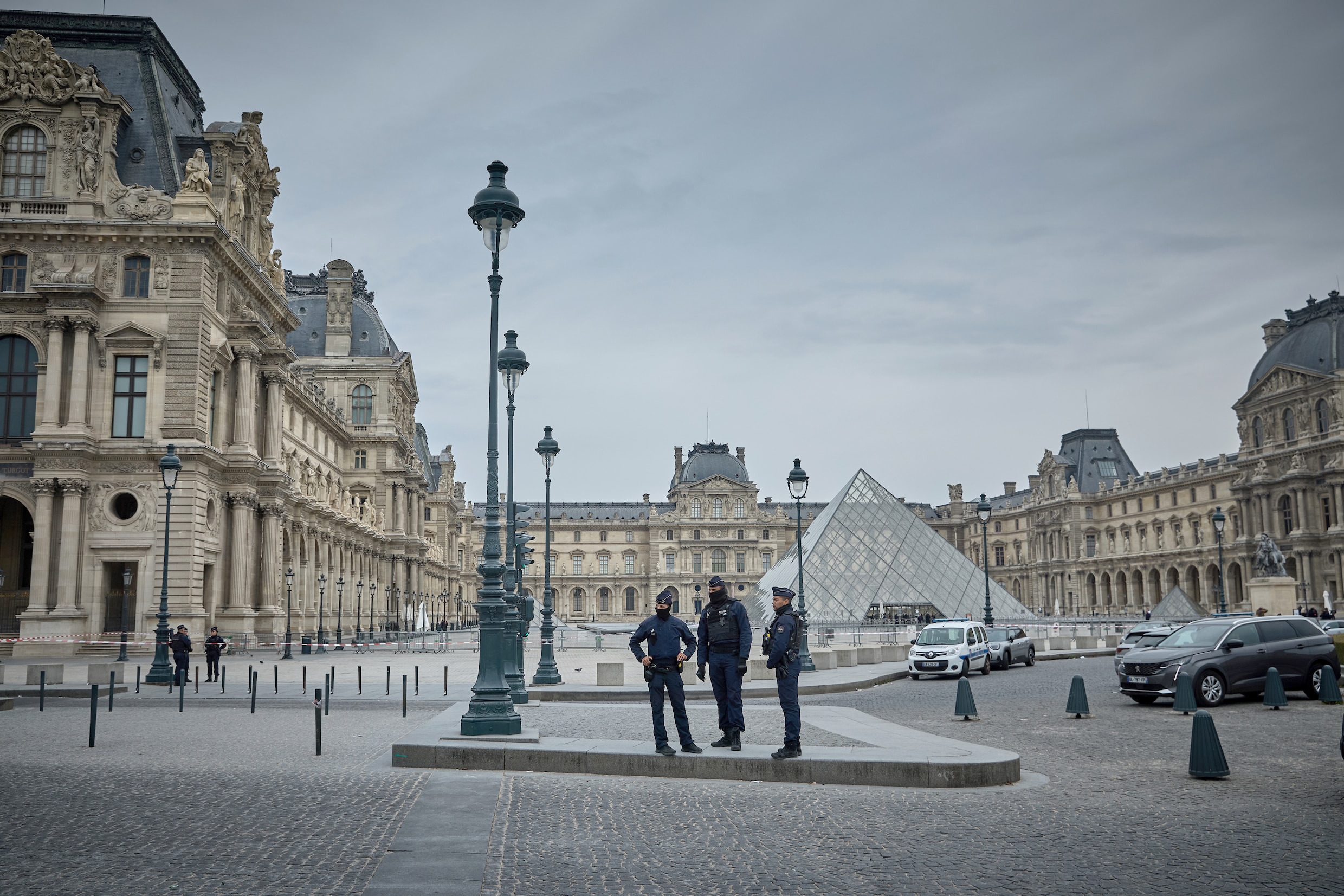 ‘Ongekende’ roof uit Frans museum Louvre: topstukken van Napoleon I en ...