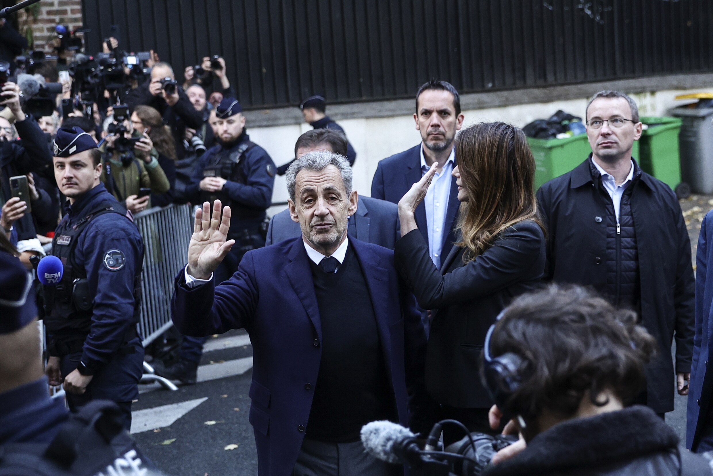 Franse oud-president Nicolas Sarkozy begint aan celstraf in vip-vleu ...