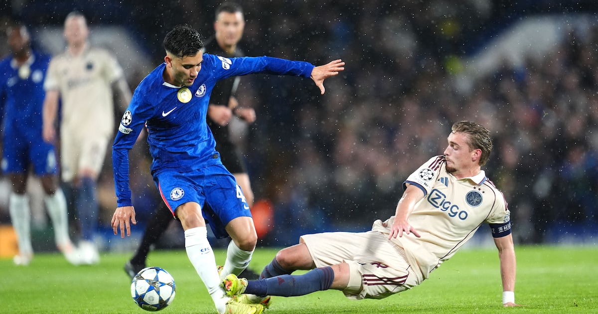 Engelse media hard over Ajax: ‘Wout Weghorst liet iedereen weer lachen ...