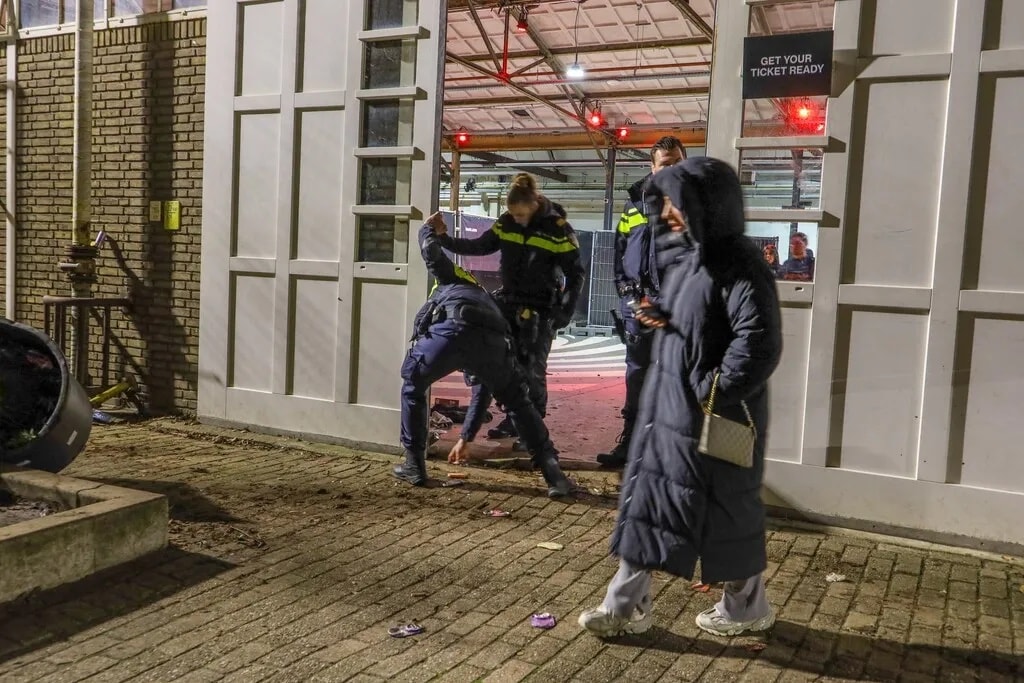 Chaos bij ADE-feest in Zaandam, hulpdiensten rukten massaal uit om orde ...