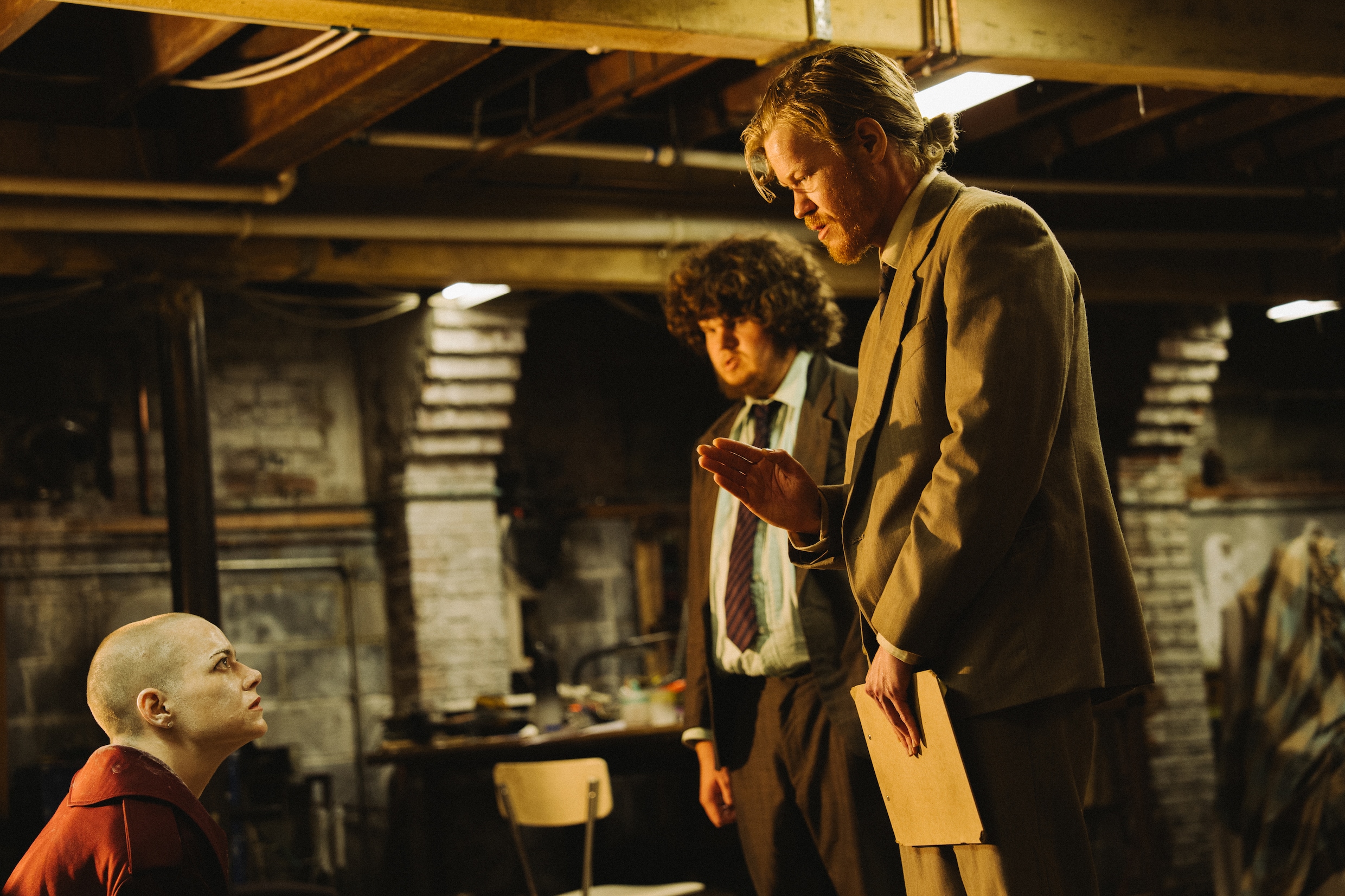 Recensie: Bugonia, met Emma Stone in de hoofdrol, is heerlijk knotsgek en ideeënrijk | Het Parool