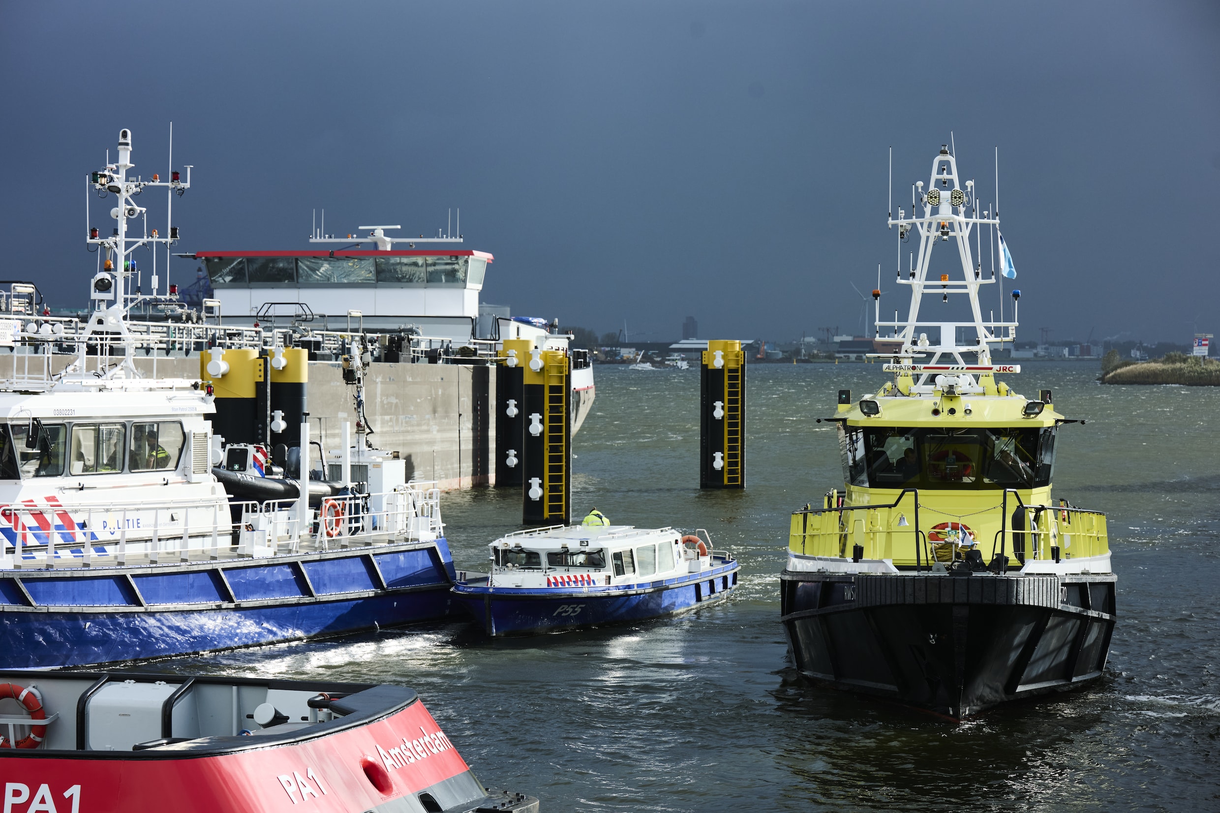 Politie vindt lichaam bij gezonken boot in Westelijk Havengebied ...