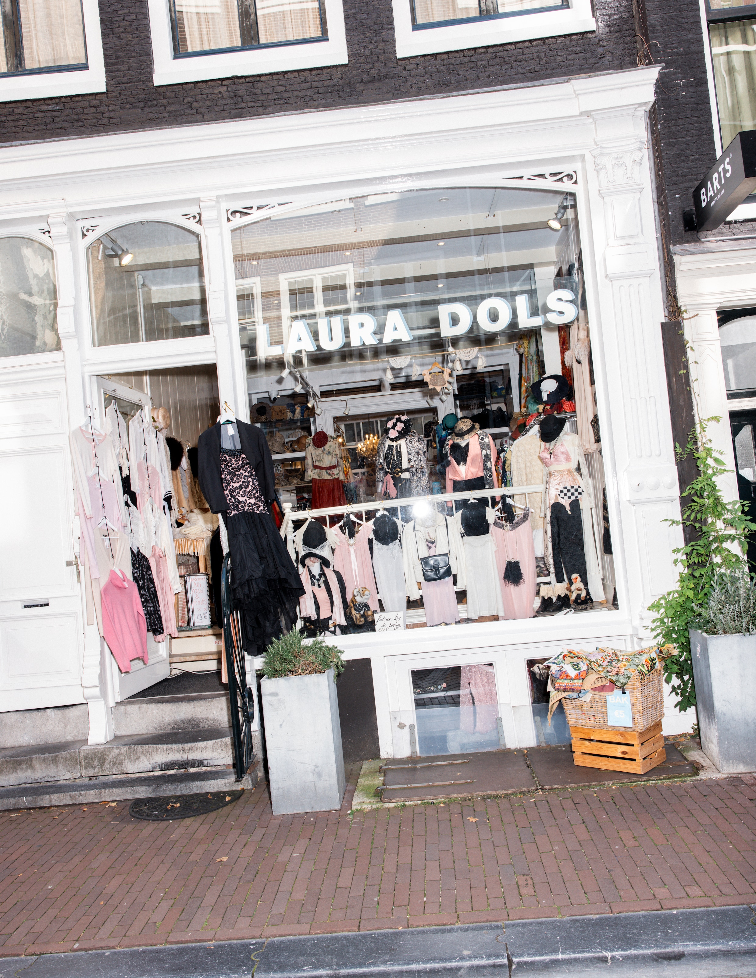 Laura Dols (71) verkoopt al 50 jaar vintage: ‘Nu worden vliegtuigen vol ...