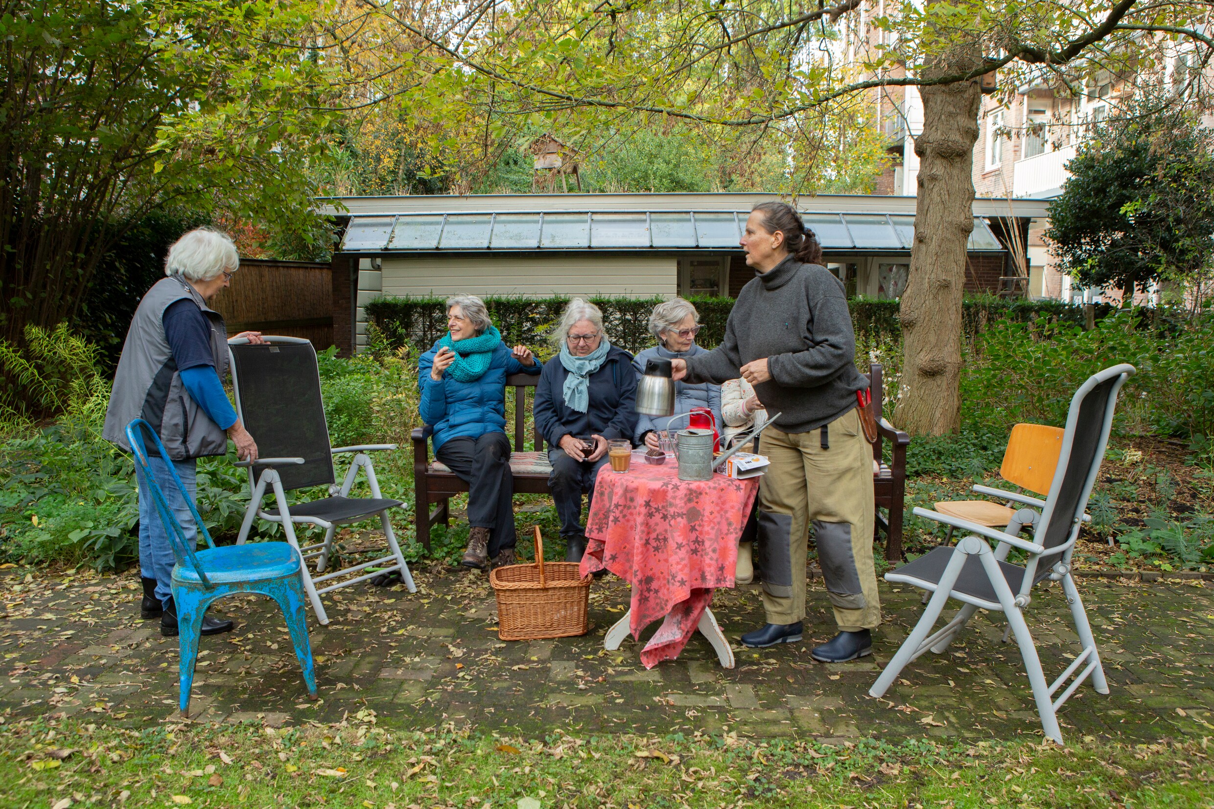Deze vrouwen zetten het plantsoen aan de Harmoniehof in bloei: ‘Als je ...