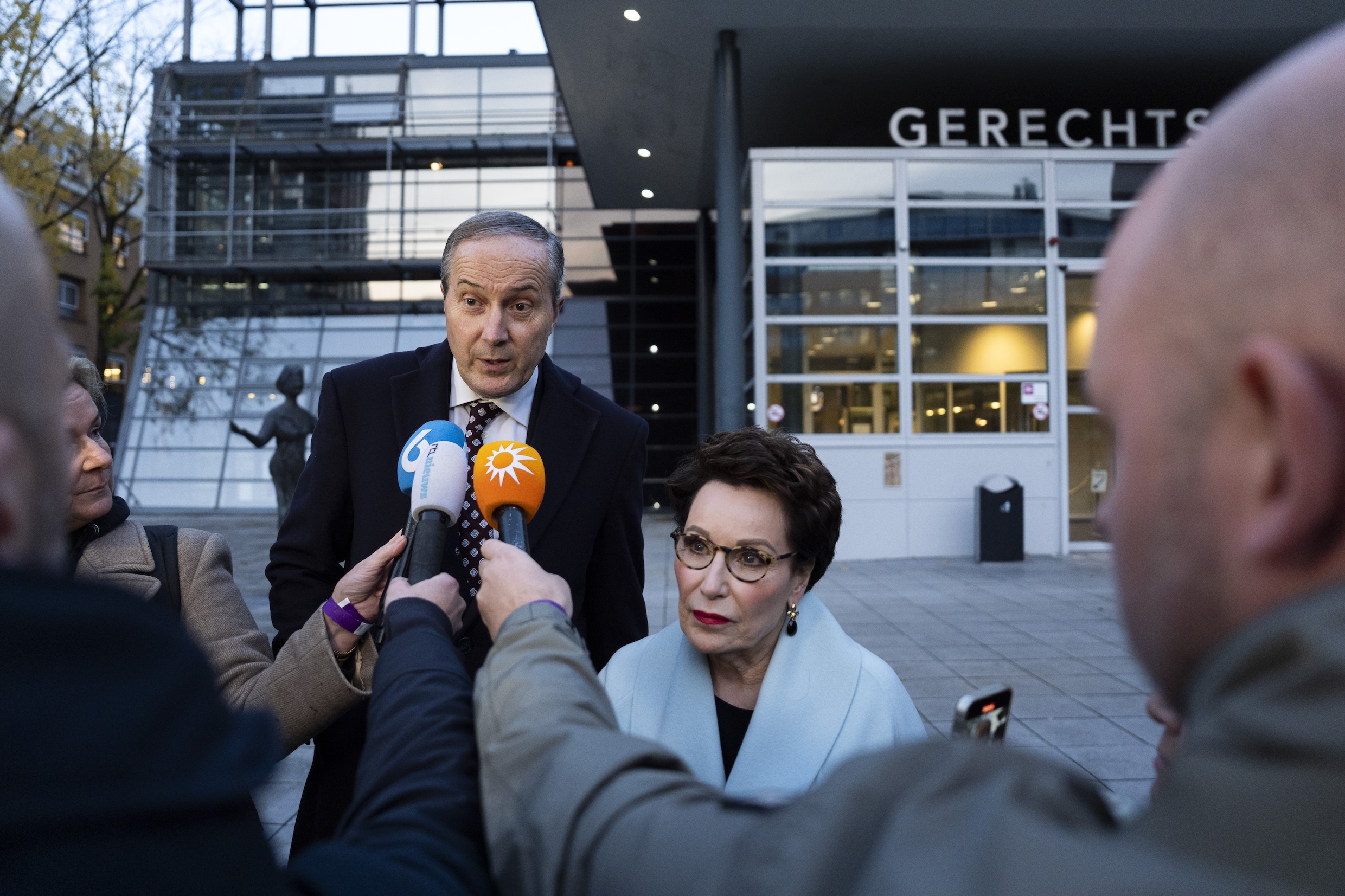 Advocaten Marco Borsato vol op de aanval in ontuchtzaak: ‘Ze werd door moeder over de brug ...