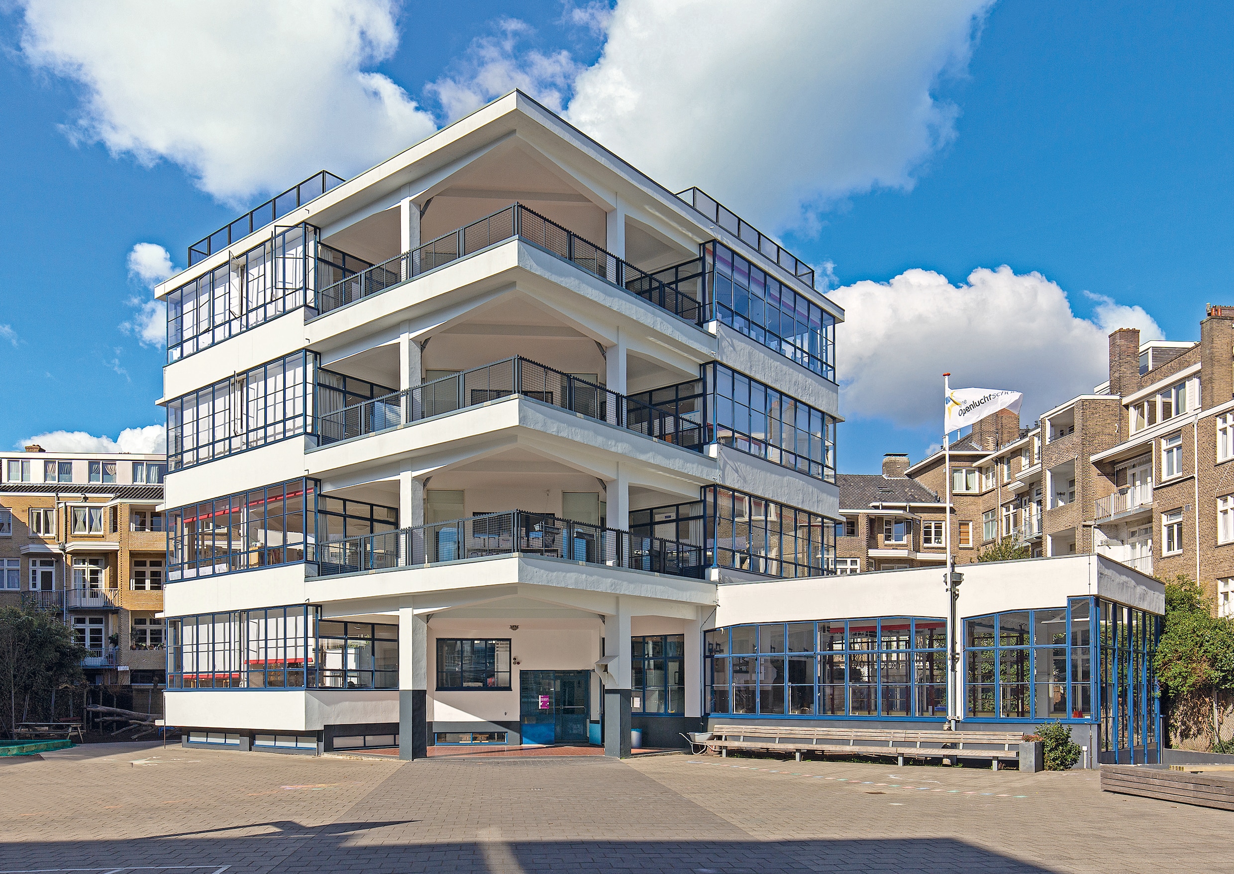 De stad is vergeven van Amsterdamse School, maar juist het nieuwe ...