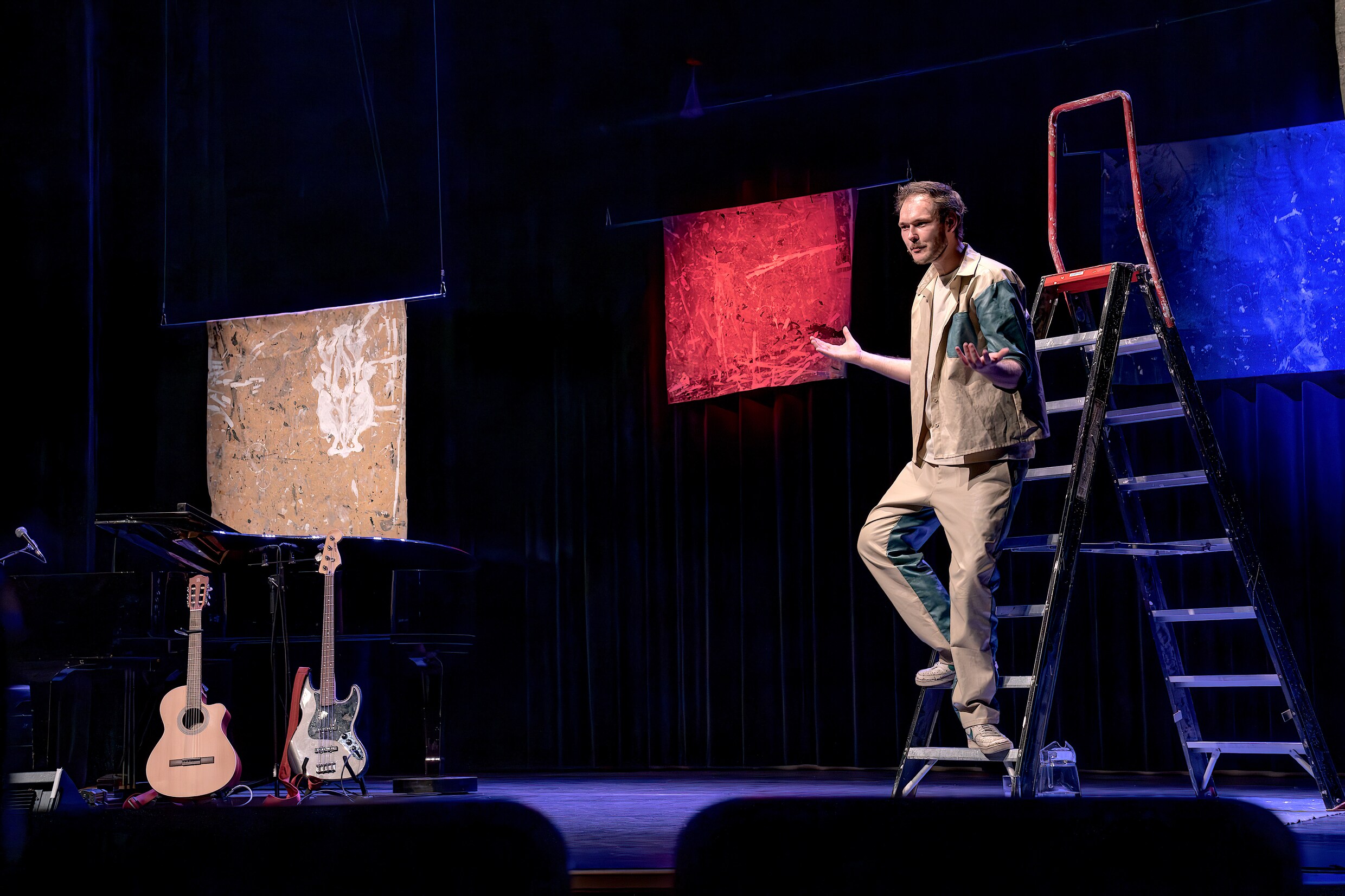 Achter de voordeur van cabaretier Ramon Chatrer liep het vroeger soms ...