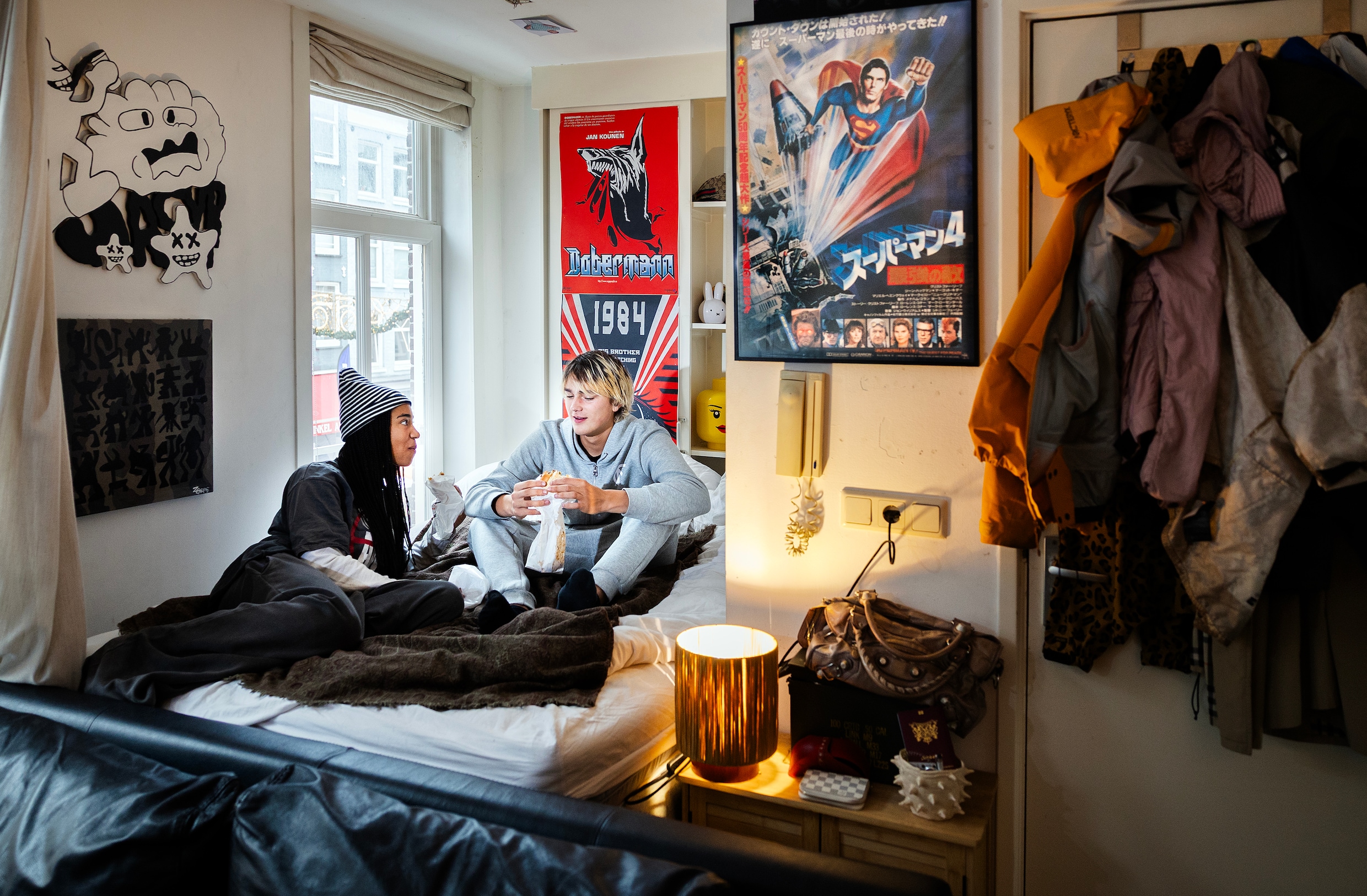 Armand (50) maakt op zaterdagochtend een lange wandeling met hond ...