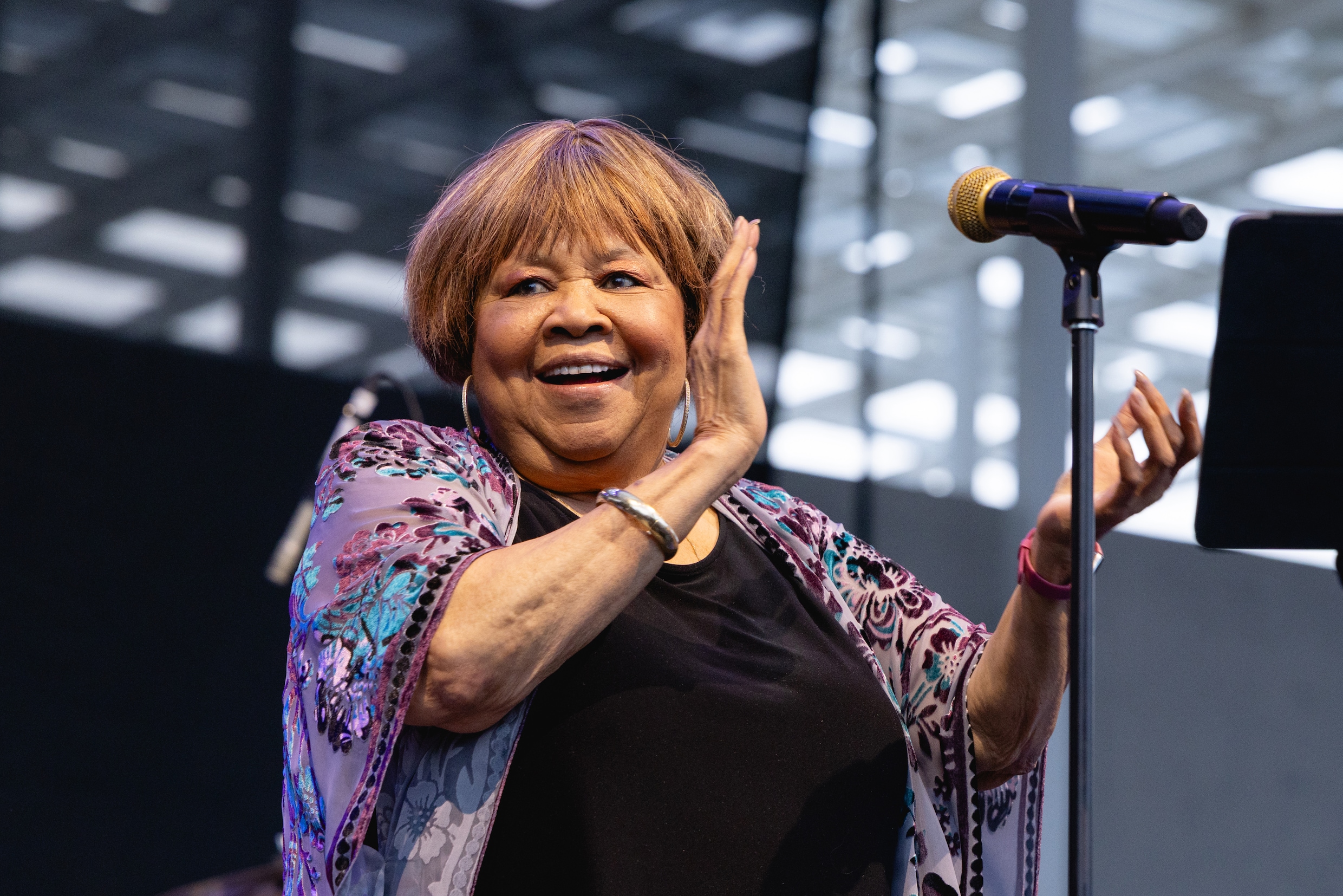 Recensie: Mavis Staples heeft op haar 86ste nog niets ingeboet aan ...