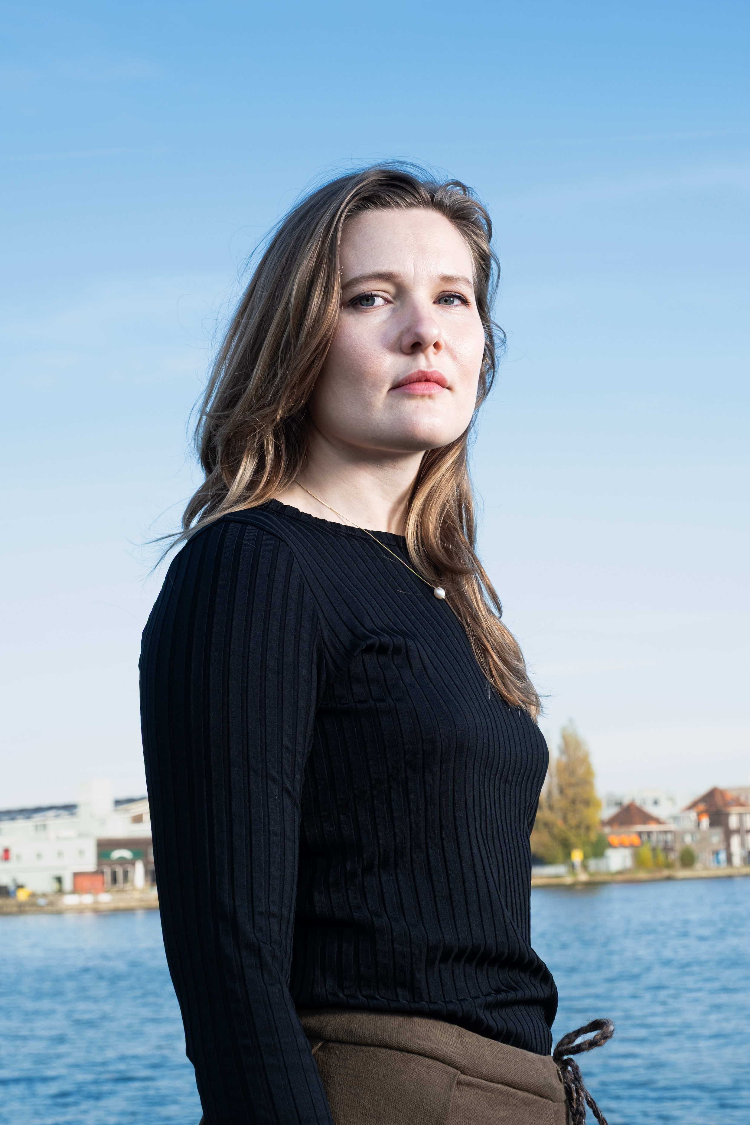 Schrijfster en journaliste Eva Hofman: ‘De populariteit van Andrew Tate zegt veel over hoe er ...