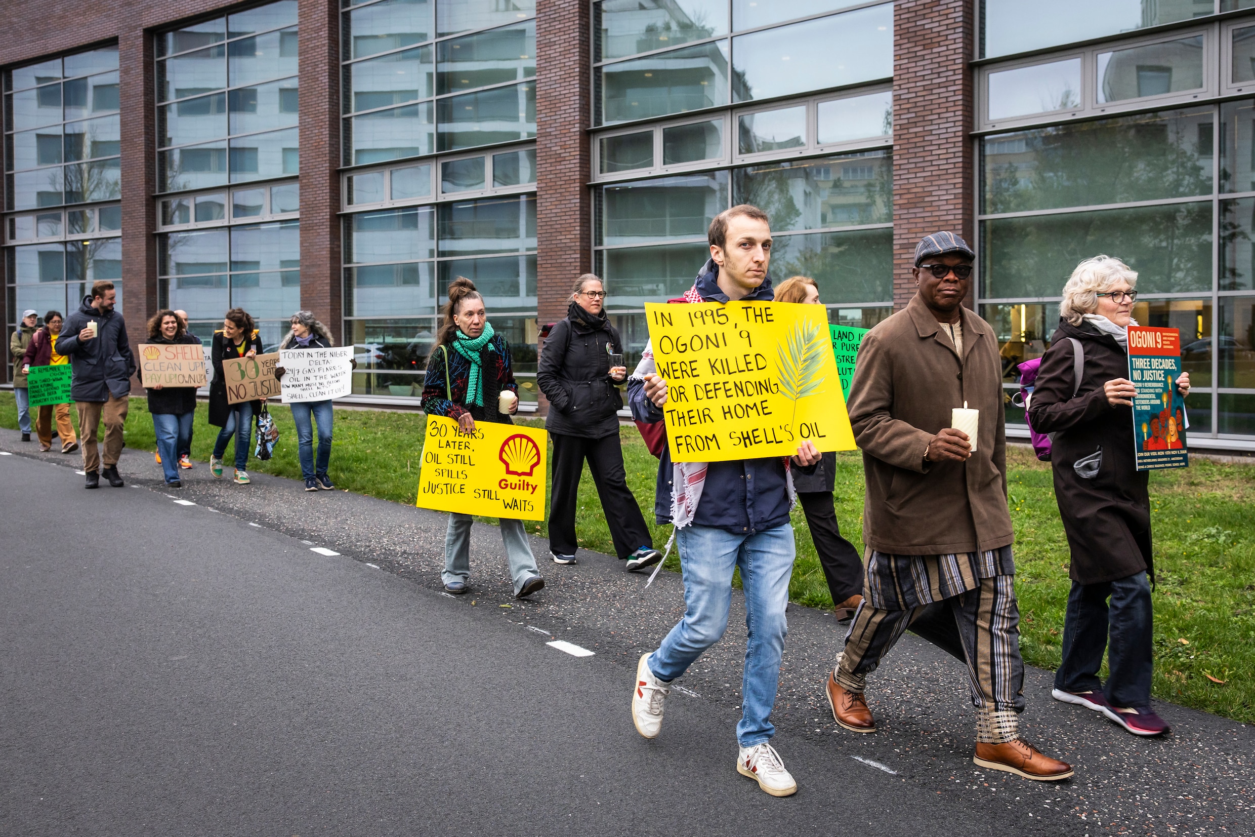 ‘Shell must fall’: activisten houden in Noord een wake voor 30 jaar ...