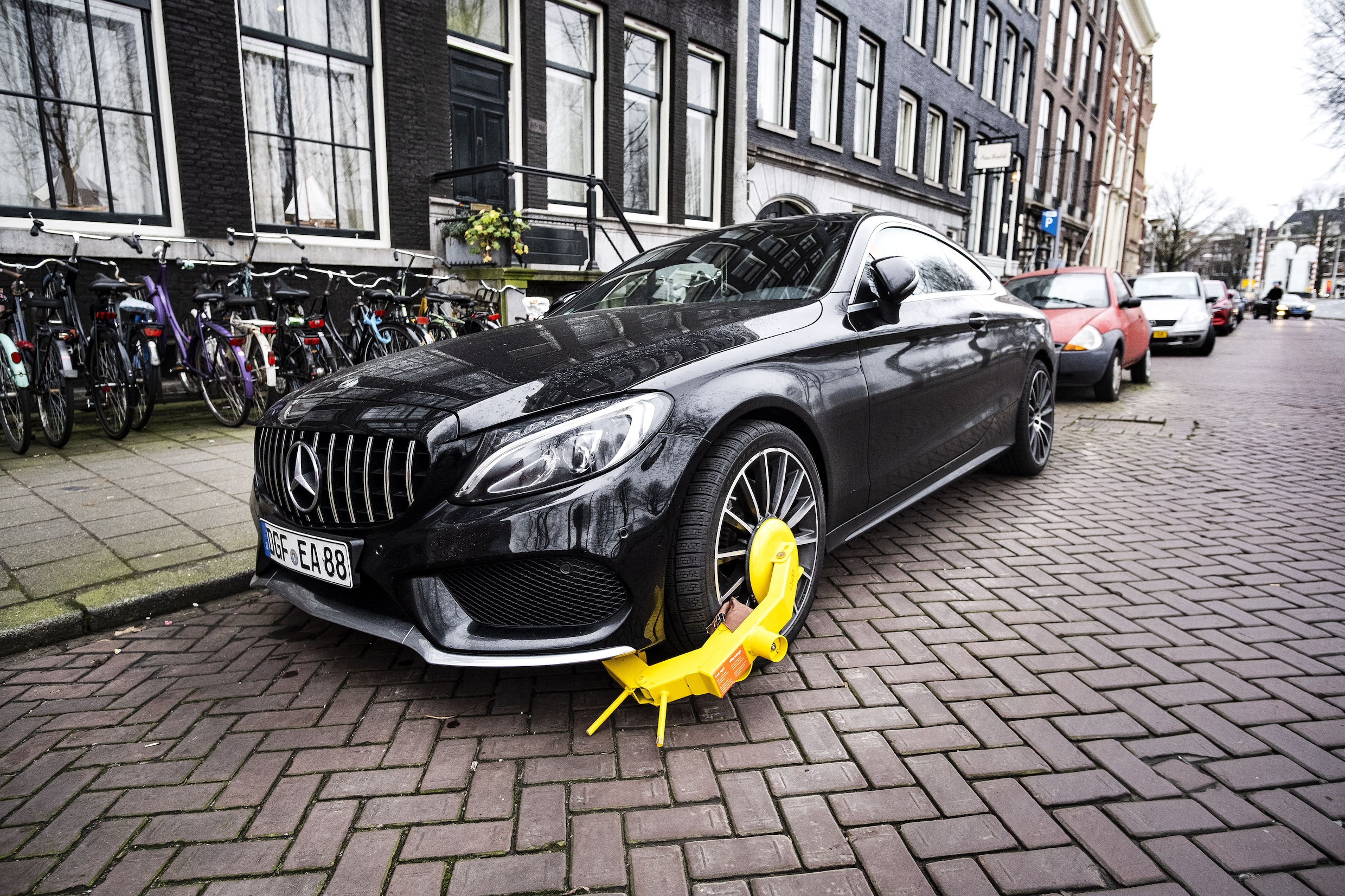 Amsterdam gaat direct ‘kanariegeel kreng’ zetten op buitenlandse auto’s ...