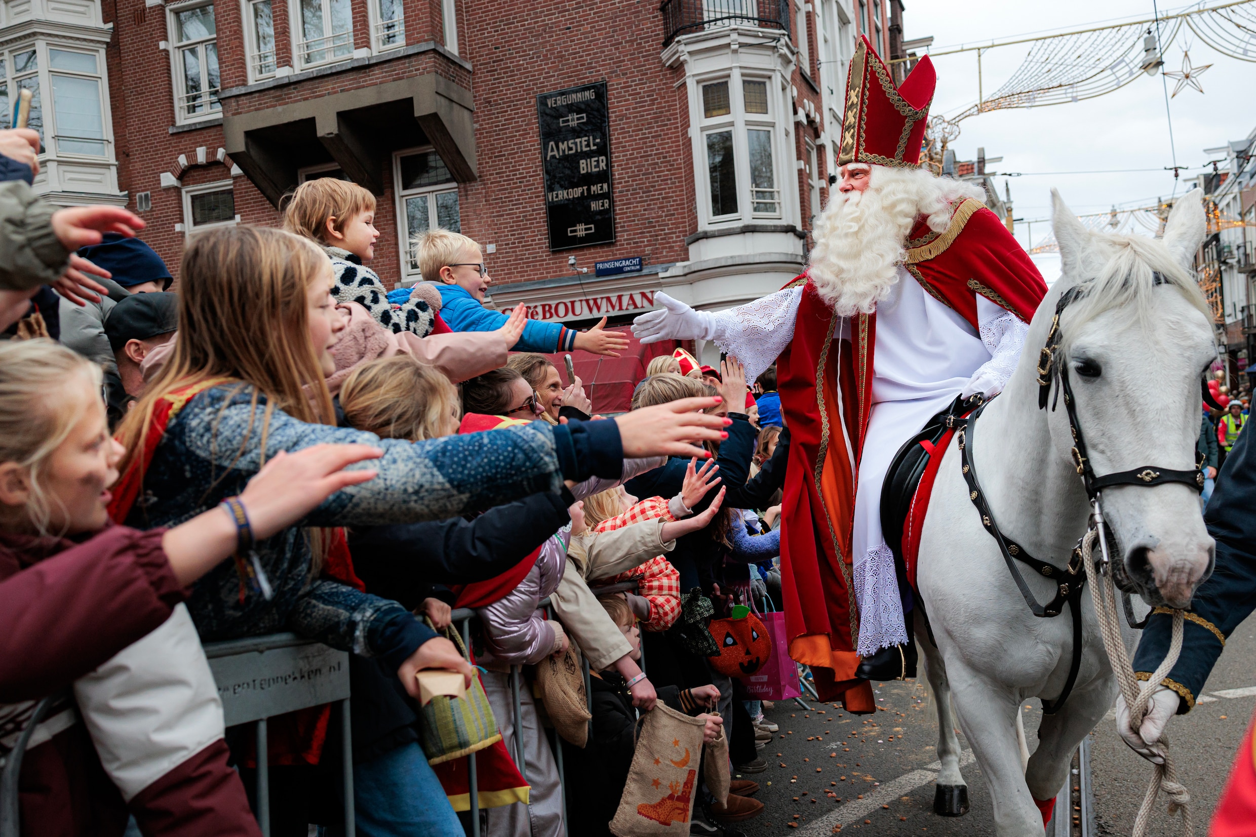 Sint en Piet gaan droge pakjesavond tegemoet met supermaan, na het ...