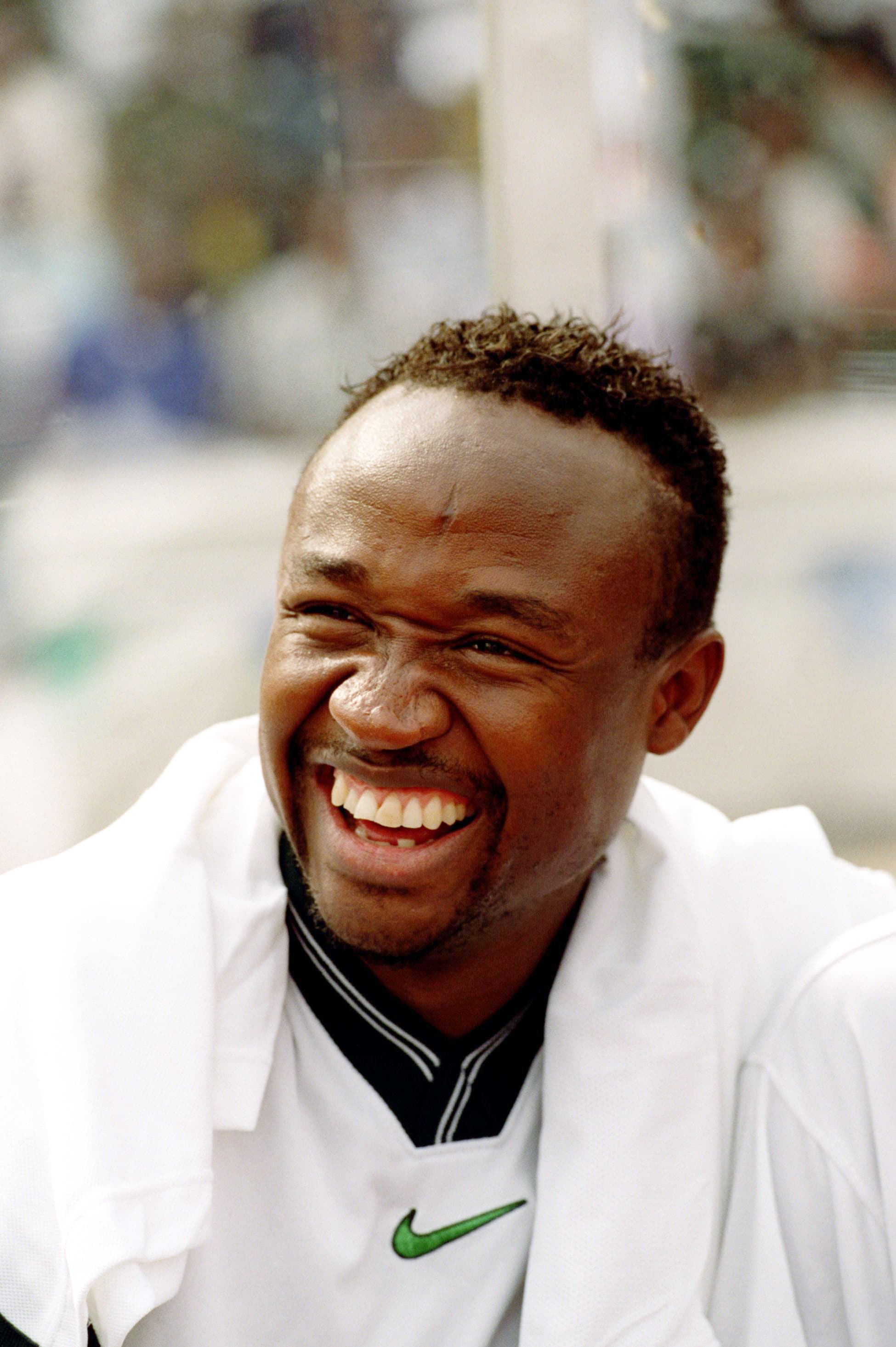 Oud-Ajacied Babangida in Amsterdam voor promotie boek over carrière én tragedie: ‘De dood van ...