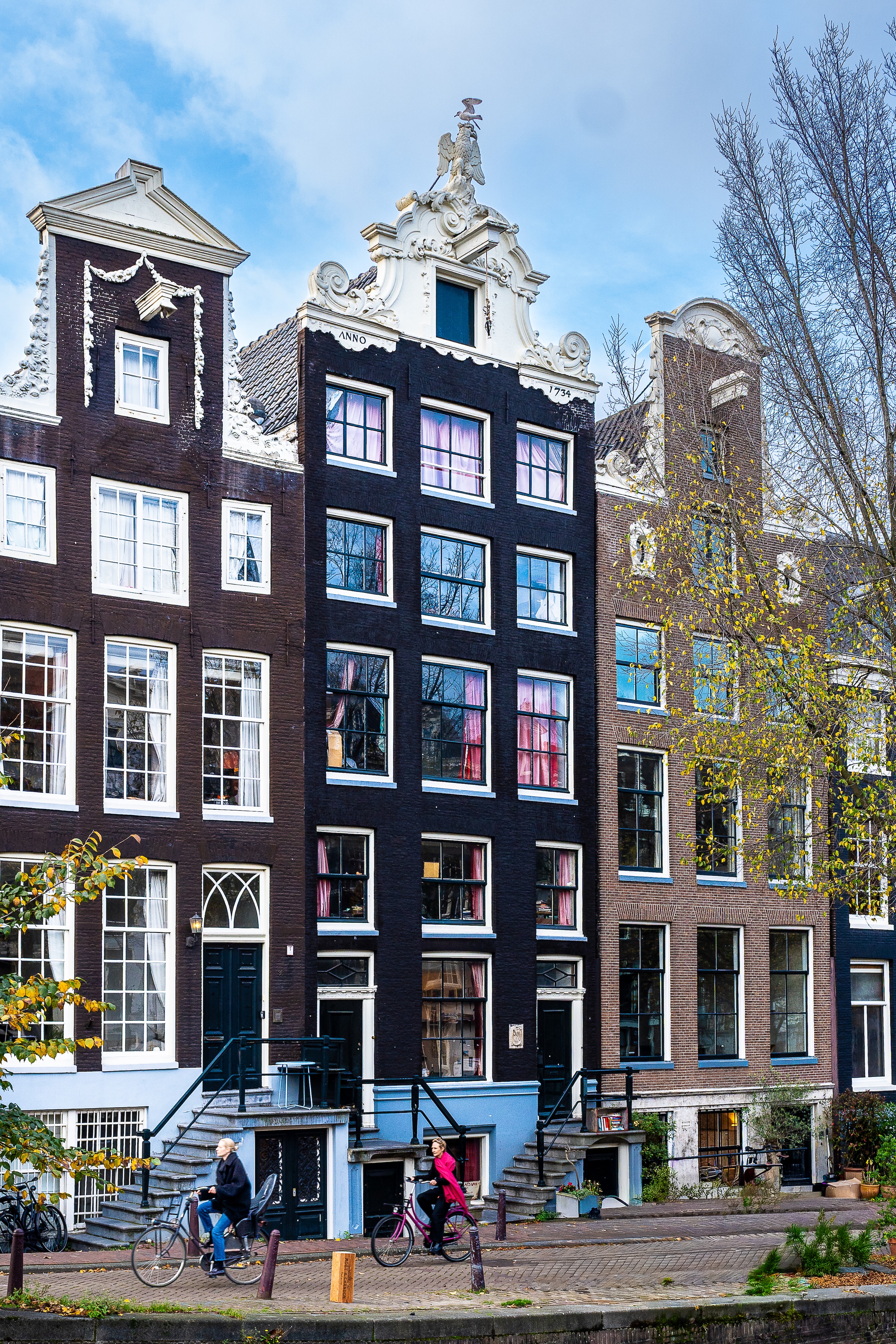 Een koning, een handgeschreven boek en een hekel aan het corps: welkom ...