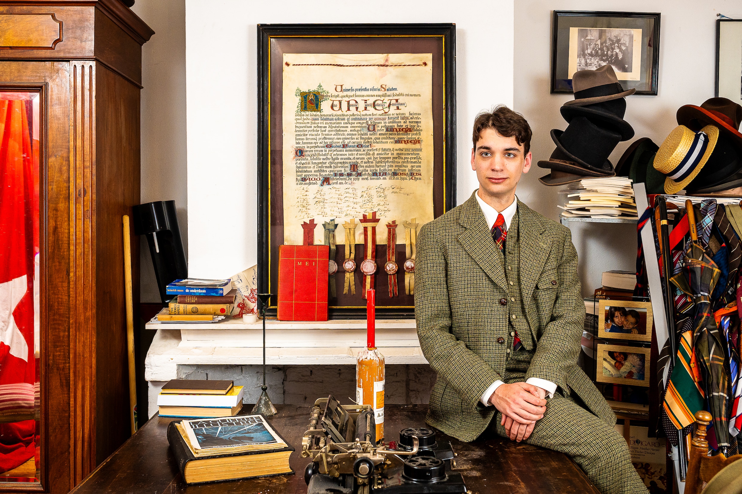 Een koning, een handgeschreven boek en een hekel aan het corps: welkom ...