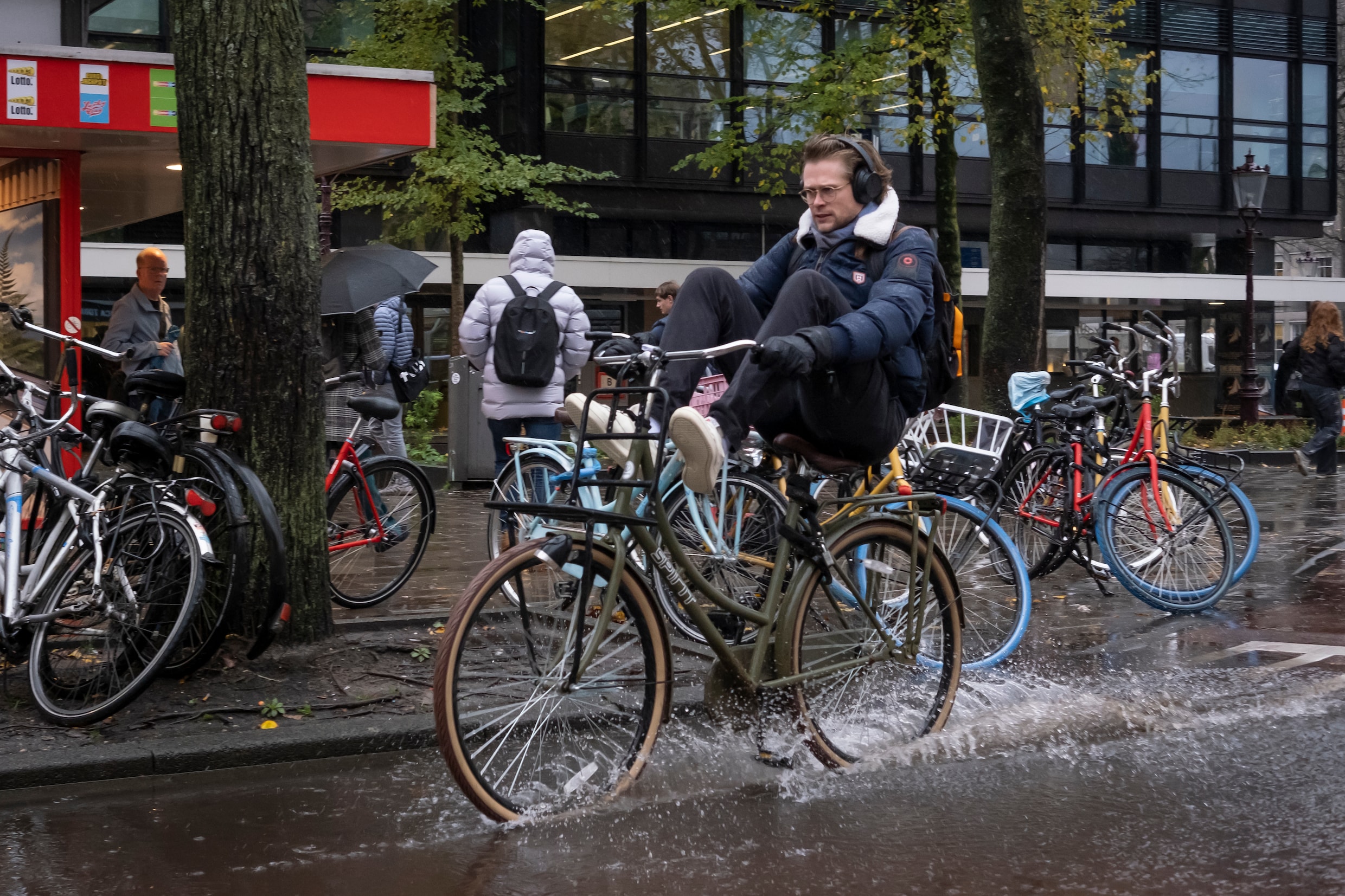 Voeten omhoog: alleen zo kom je ‘droog’ door die plas bij het ...