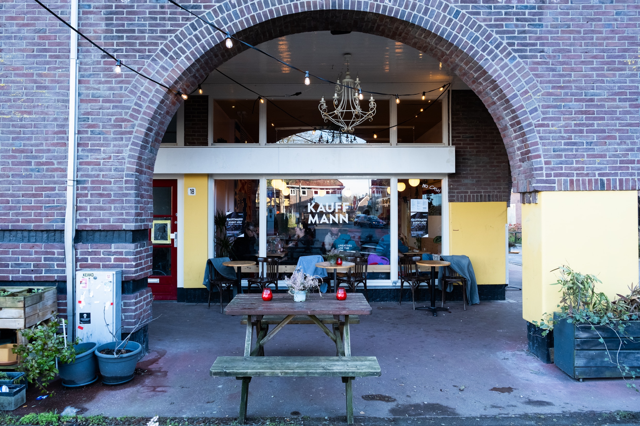 Falafelzaak Bar Kauffmann strijkt na West nu neer op het Zonneplein in ...