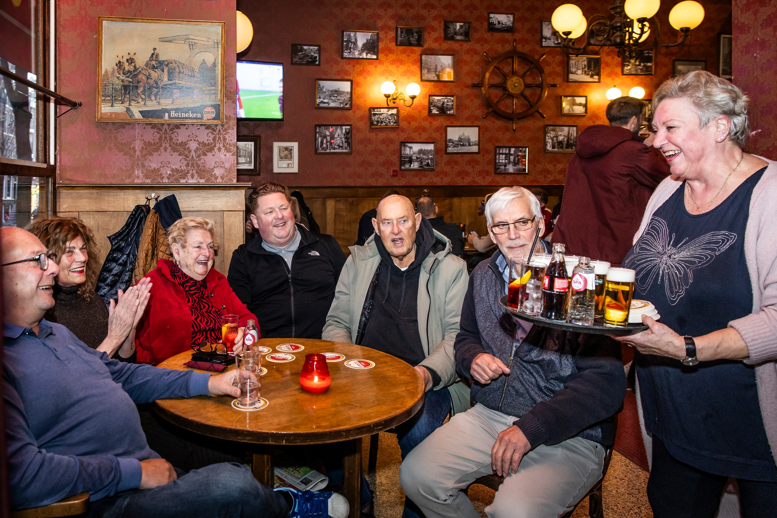 De Amsterdamse Wil stond 40 jaar achter de bar, maar gaat nu met ...