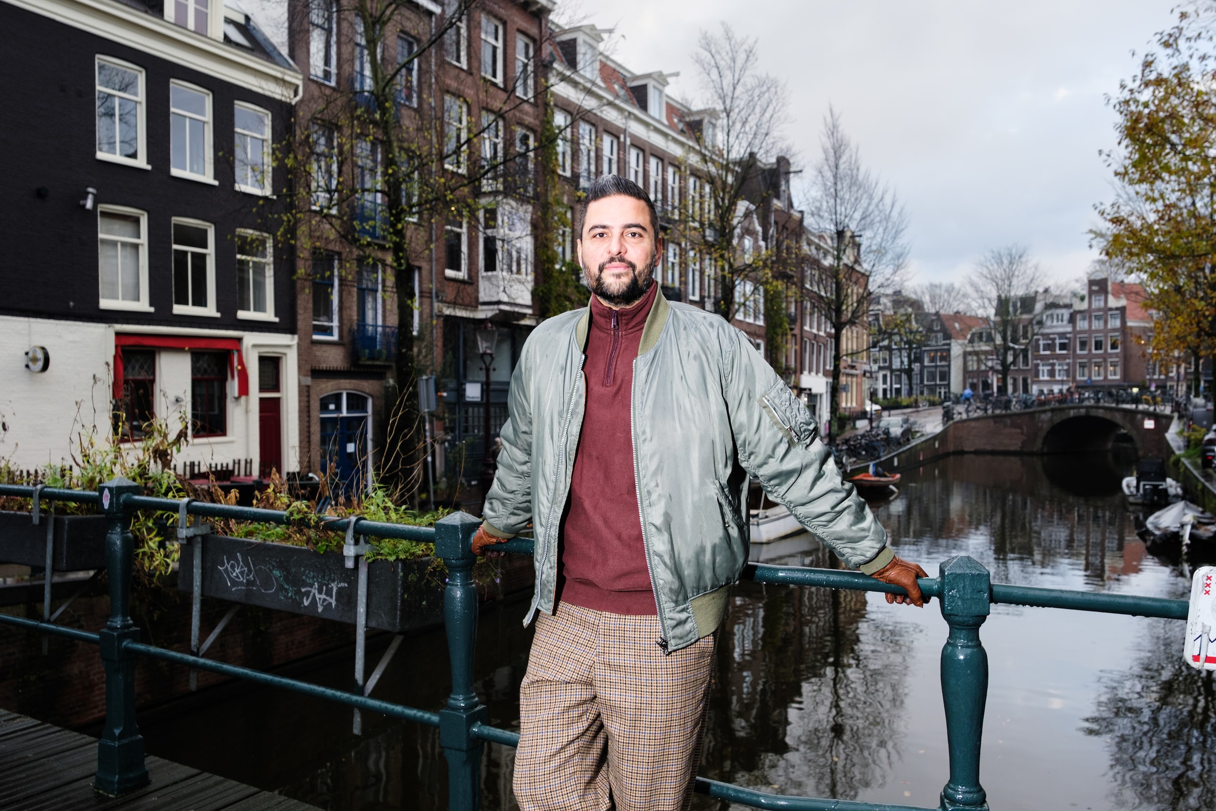 Het Amsterdam van journalist en schrijver Haroon Ali: ‘Ik zie op Koningsdag mensen kotsen ...