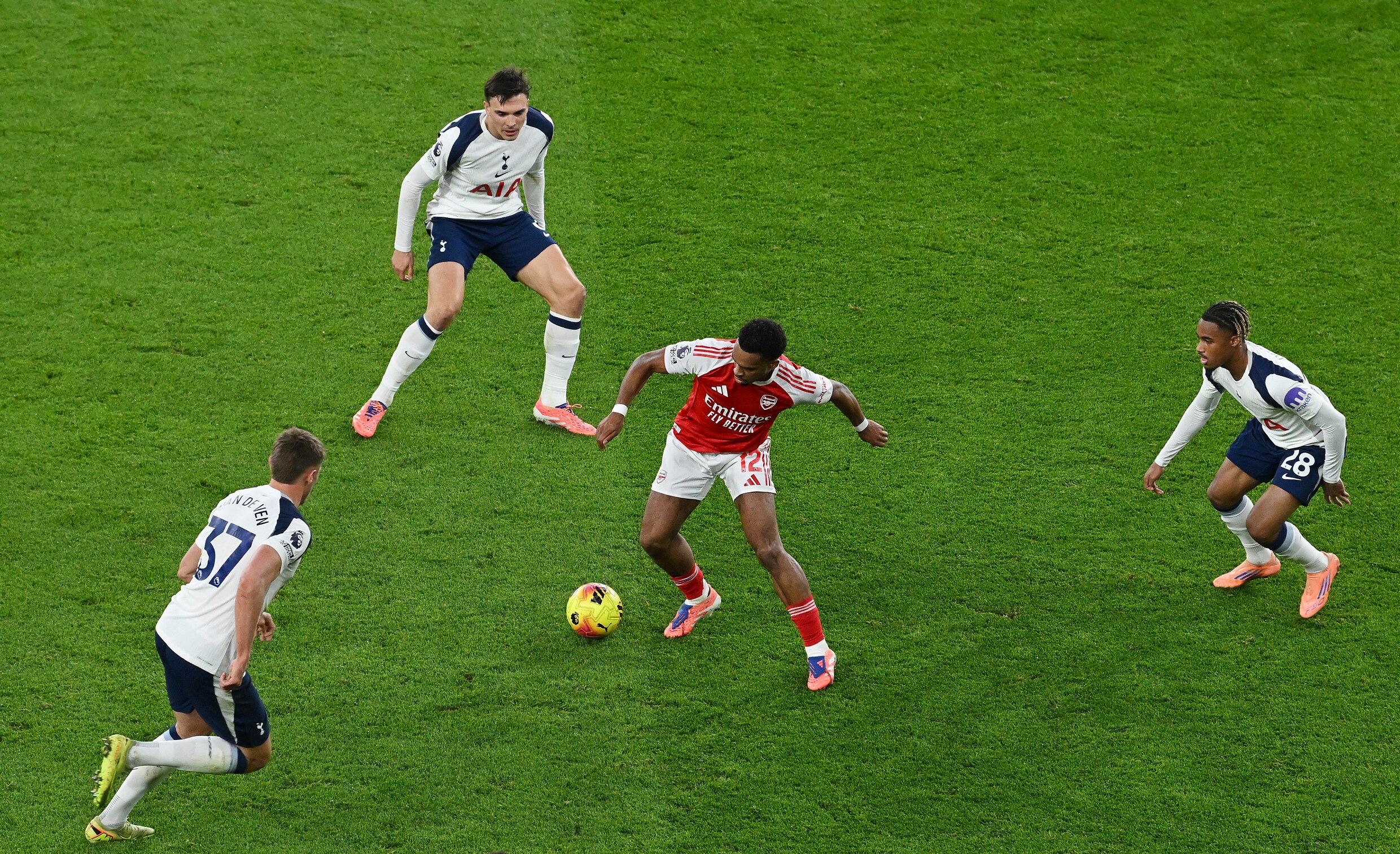 Zou Alders die bal vooruit hebben weggekopt, omdat Ajax te allen tijde ...