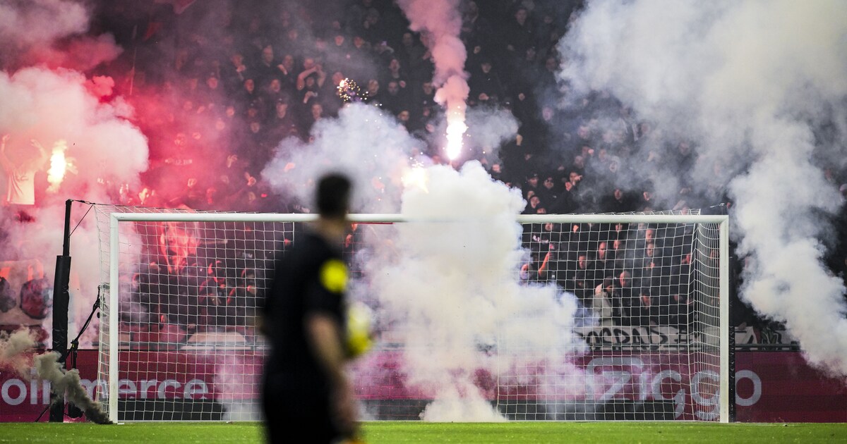 F-side blijft leeg tijdens Ajax-Feyenoord na vuurwerkactie van harde ...