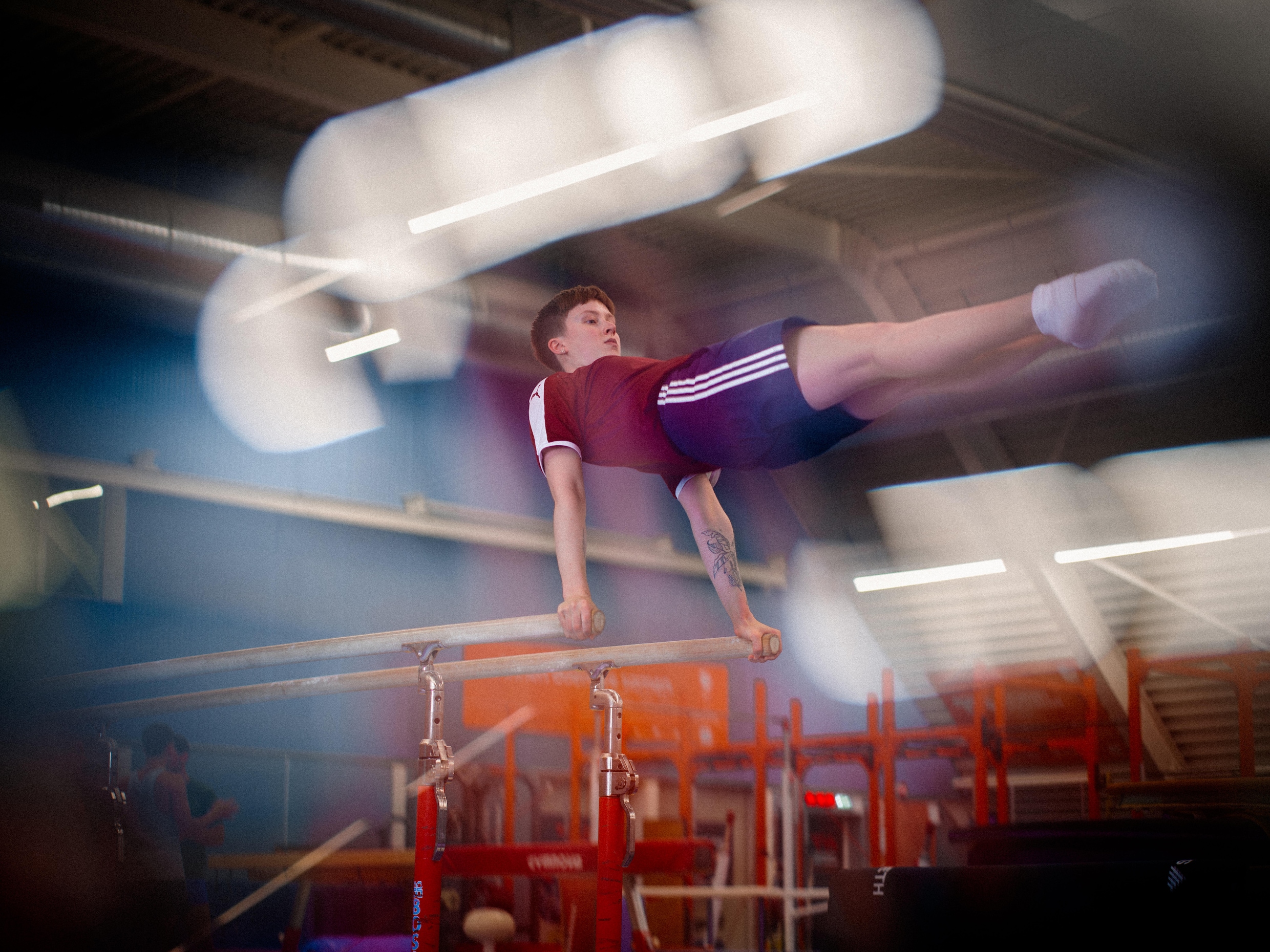 Amsterdamse turner Remi Caris (22) is non-binair en switchte van ...