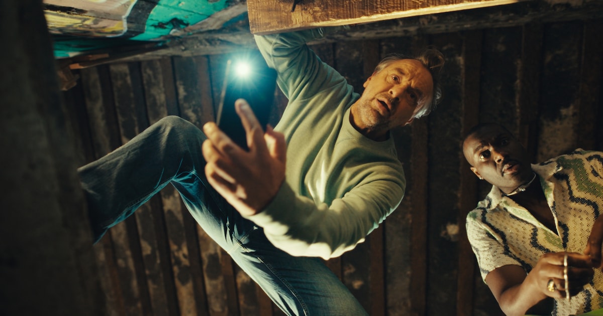 Recensie: In de dramaserie ‘Badgast’ scheurt Tom Waes nog onbekommerd over Terschelling | Het Parool