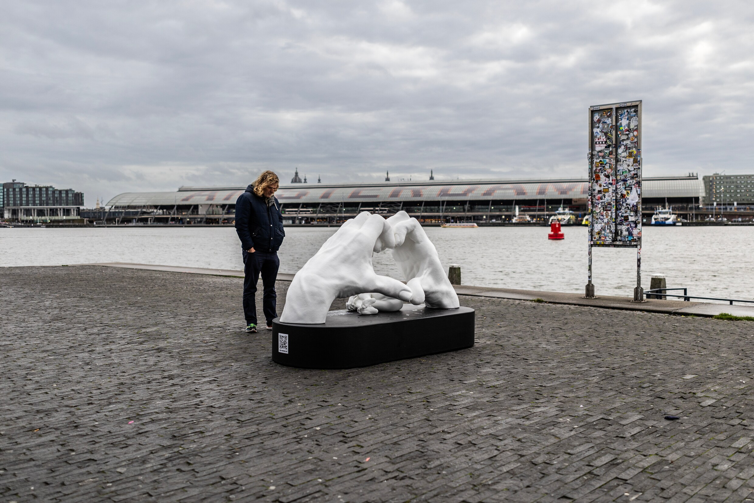 Sculpturen van naakte mensen in kwetsbare posities voor Eye Filmmuseum ...