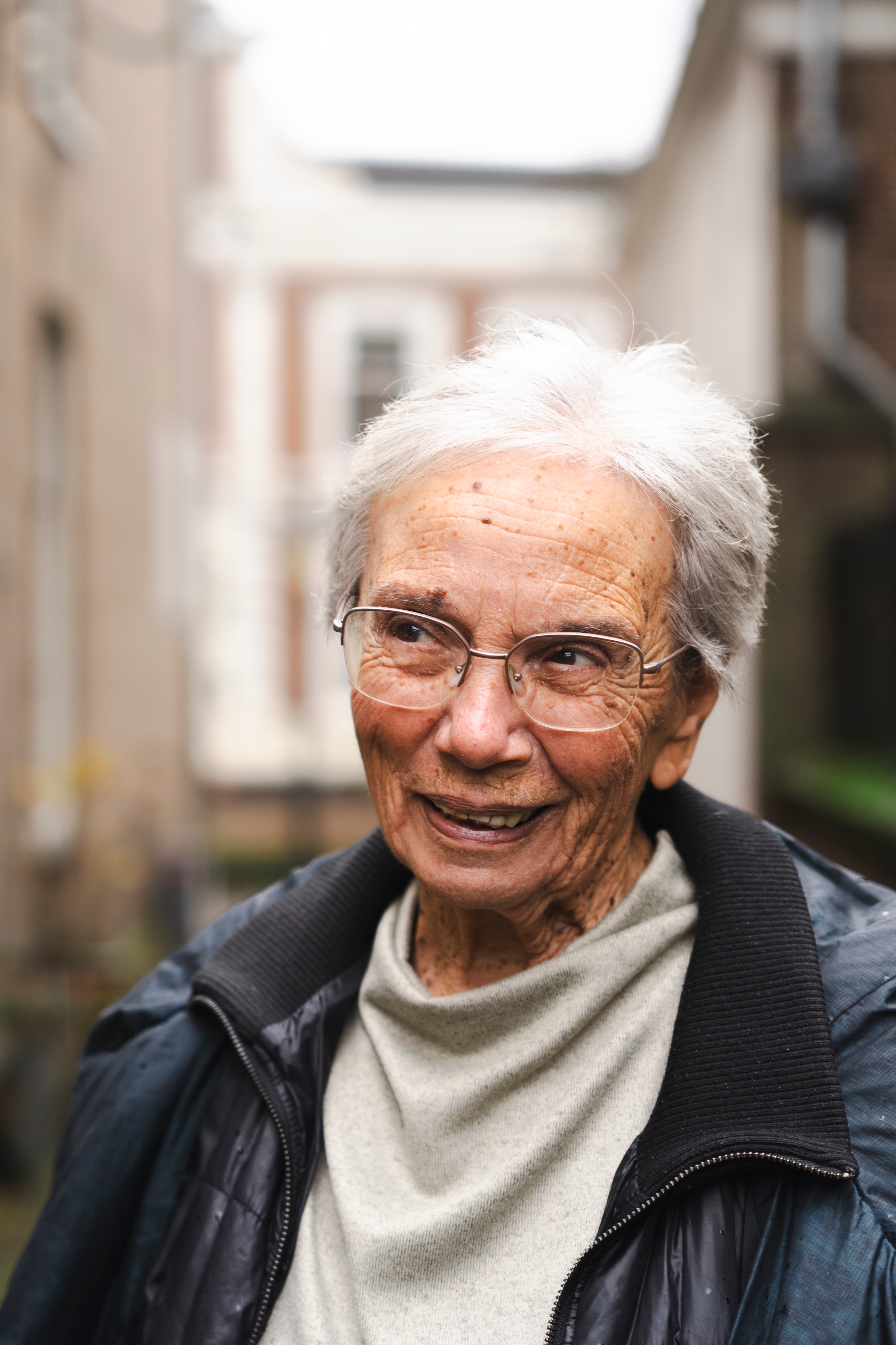 Paula (85) ontmoette de nabestaanden van de mensen die haar als peuter redden uit handen van de ...